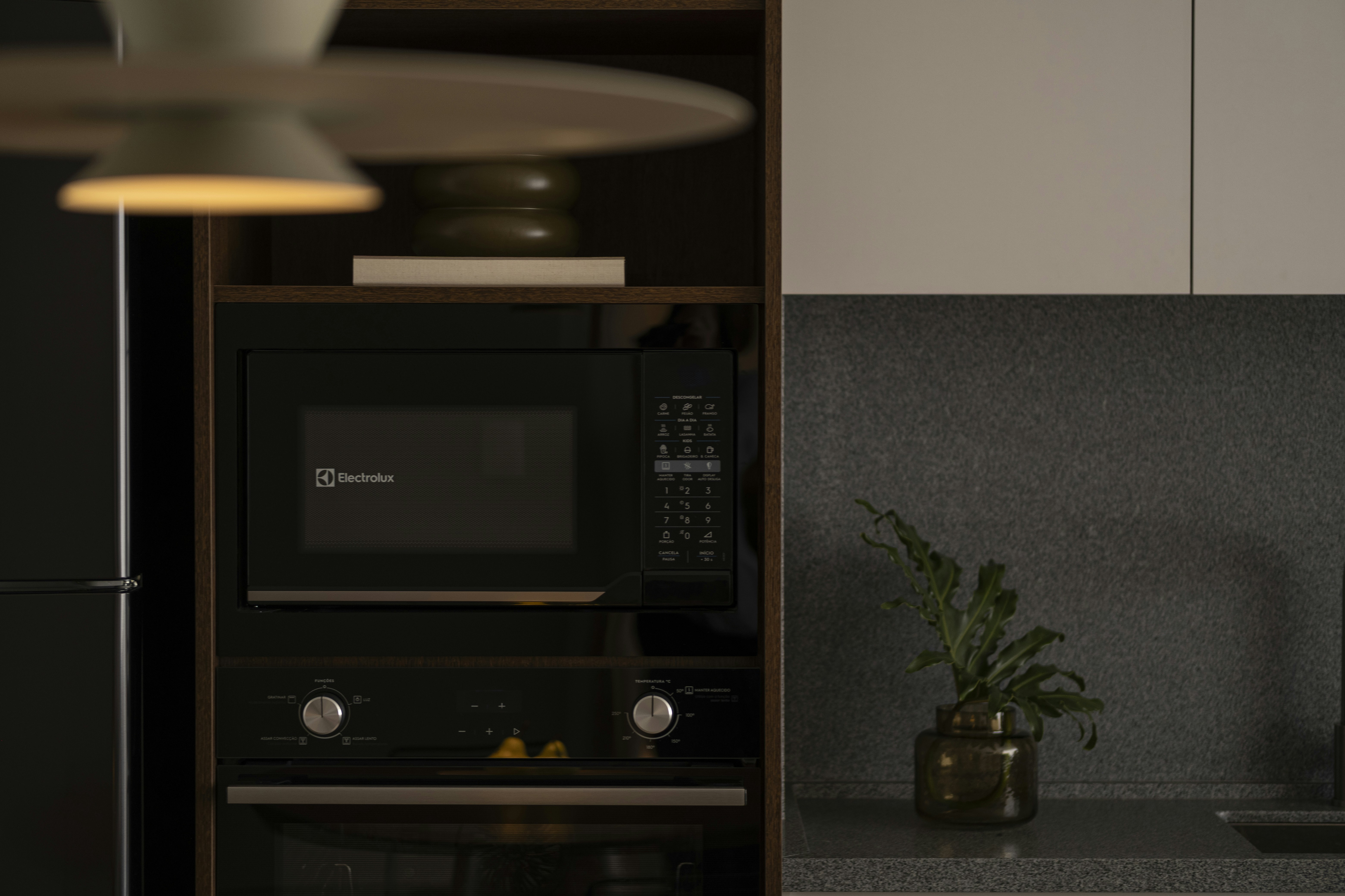 Fotografia para a Arquiteta Ísis Zaro Frighetto. | Modern kitchen with microwave and oven.