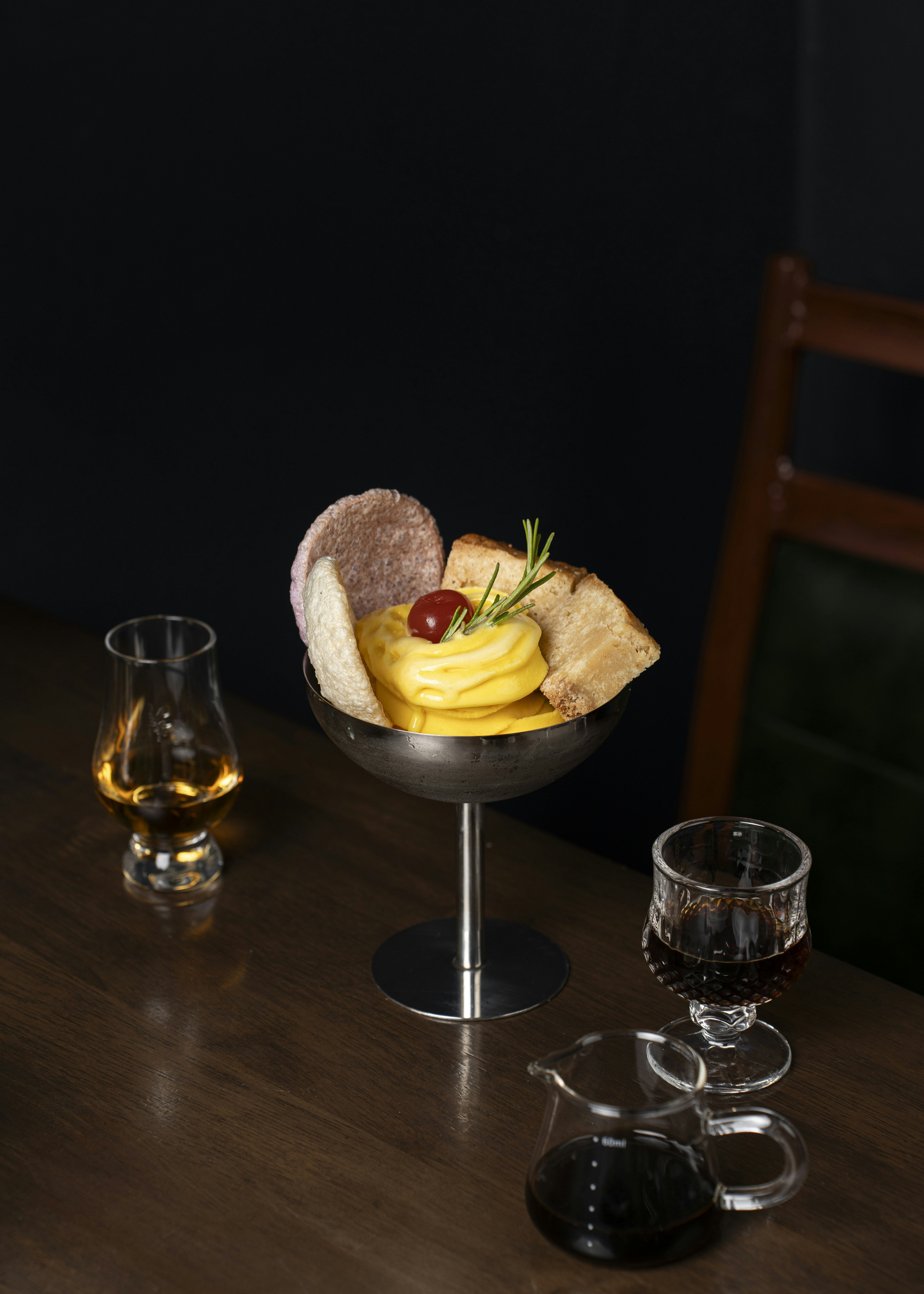 Dessert with two drinks on a wooden table.