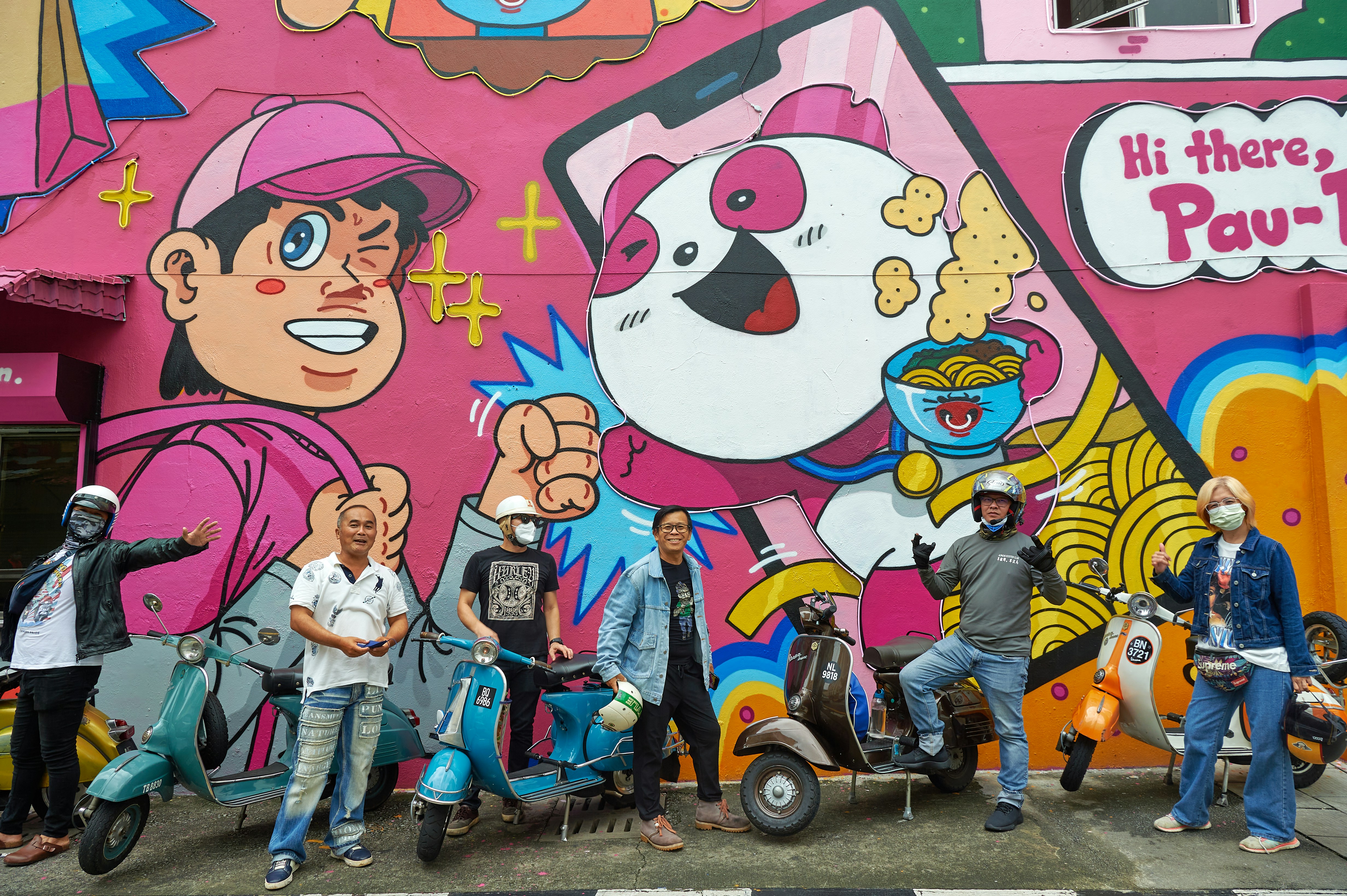 Groupe avec des scooters devant une fresque murale colorée photo ...