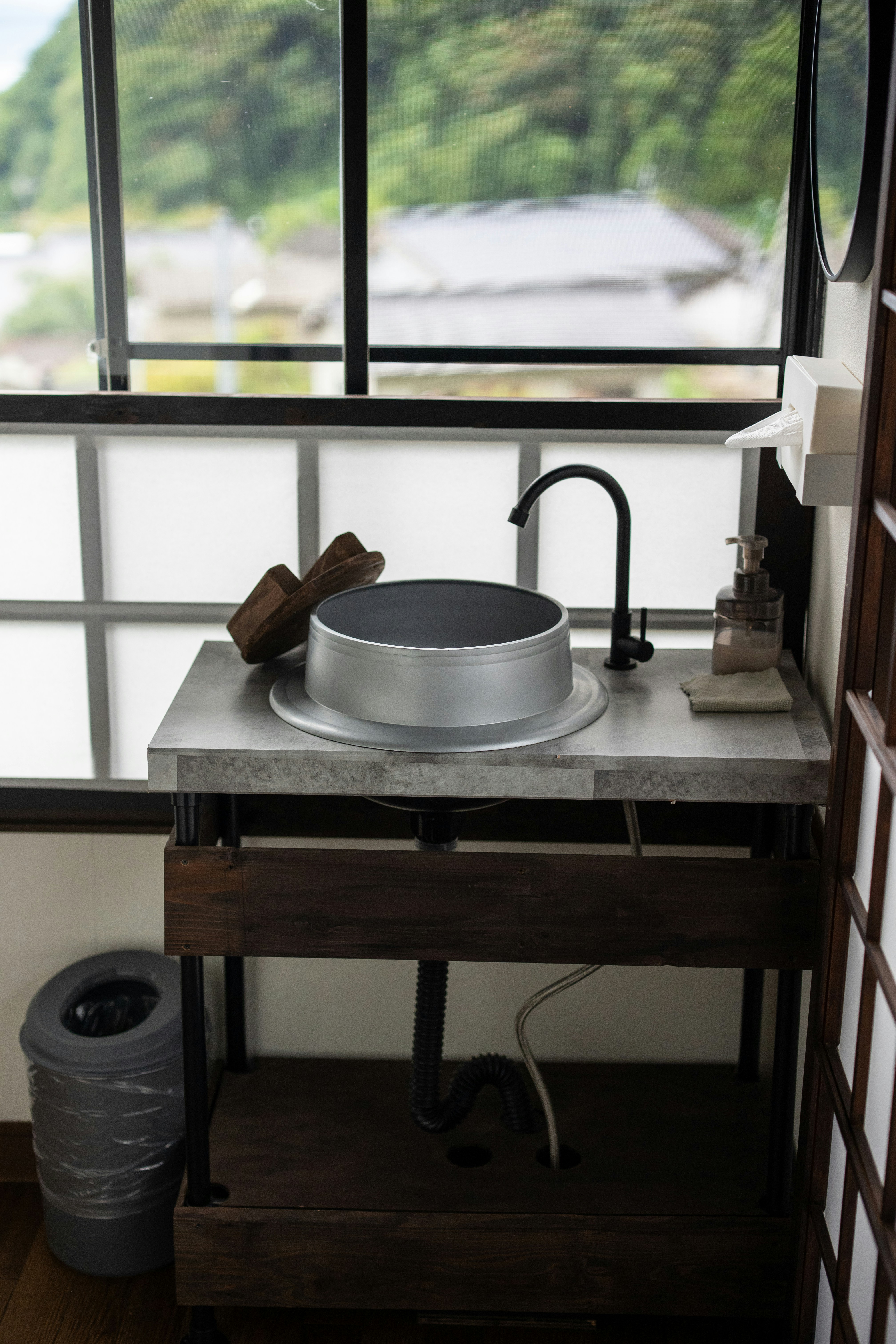 Harmonious Simplicity: A Modern Wash Basin Retreat