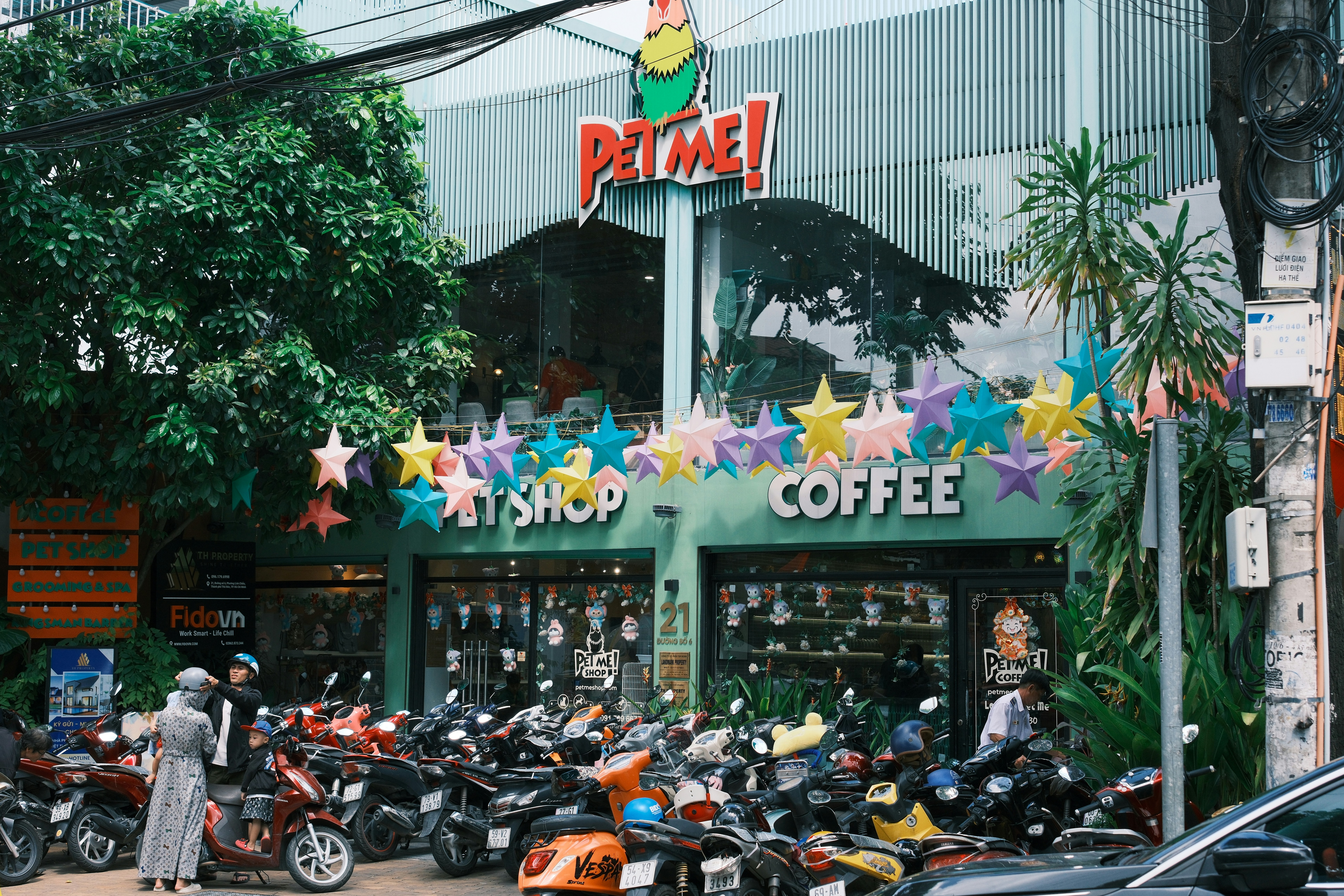 A Vibrant Hub of Creativity and Coffee
