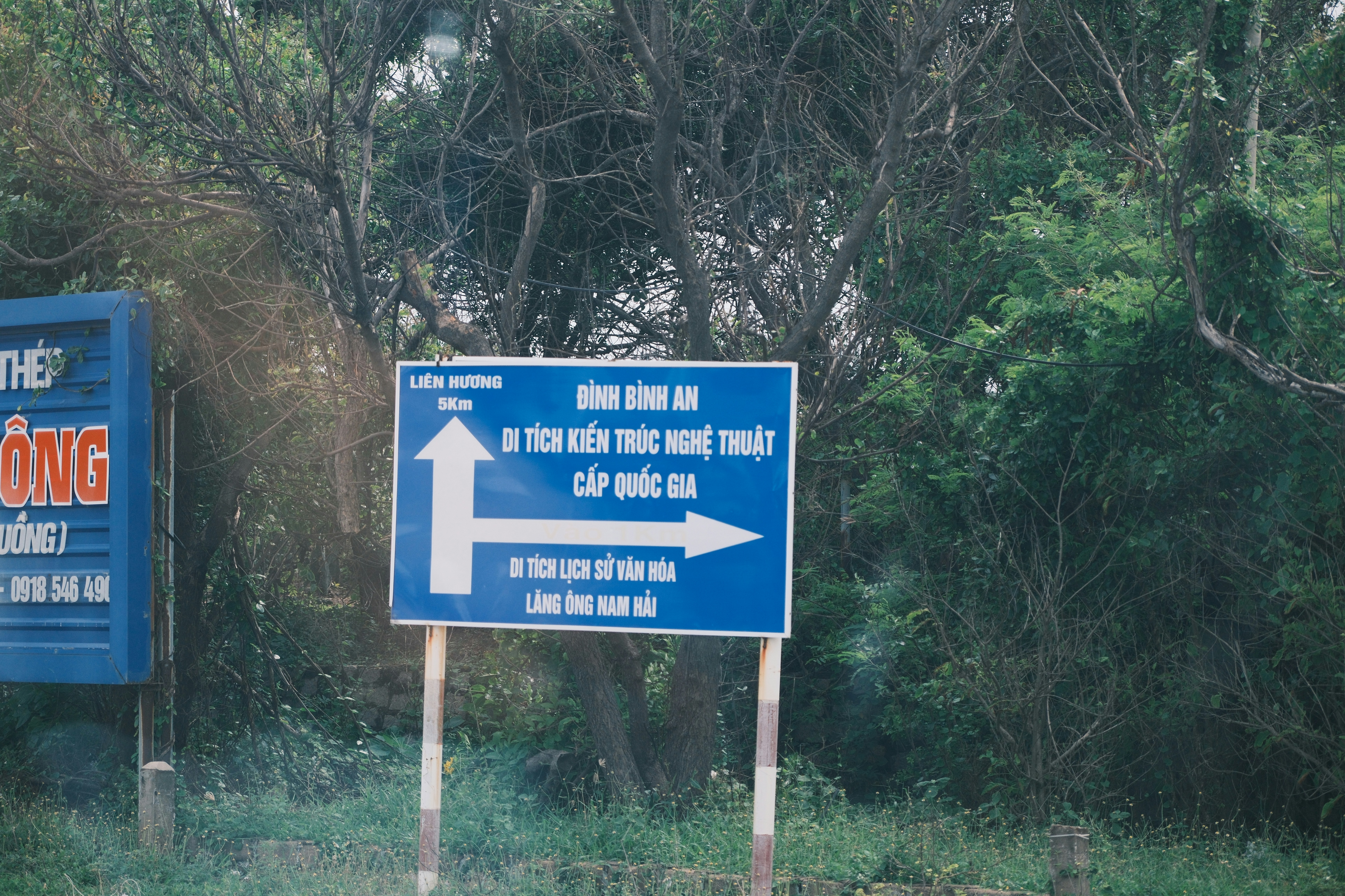 Blue sign with vietnamese text and directional arrows. photo – Free ...