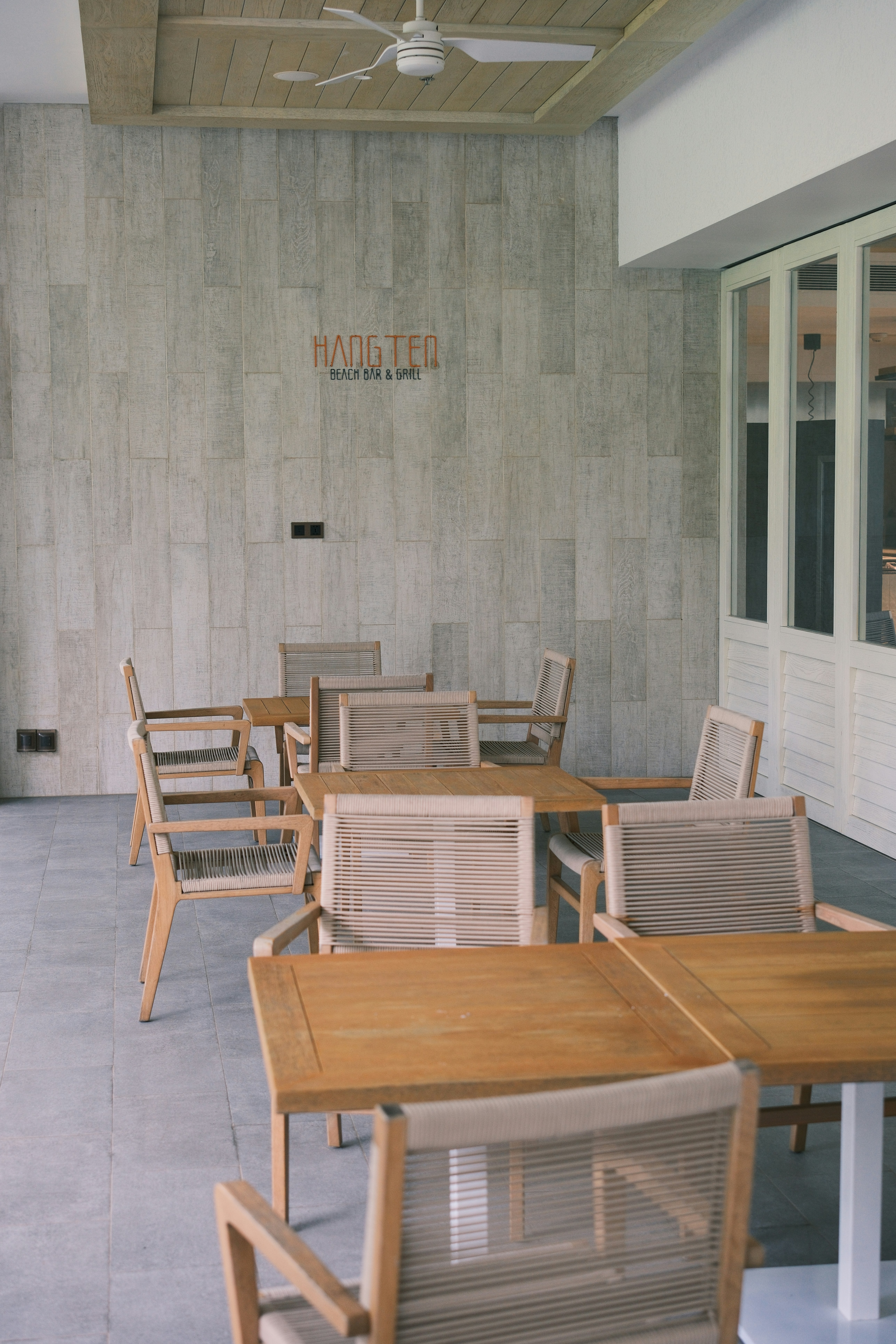 Serene Dining Space: A Minimalist Retreat