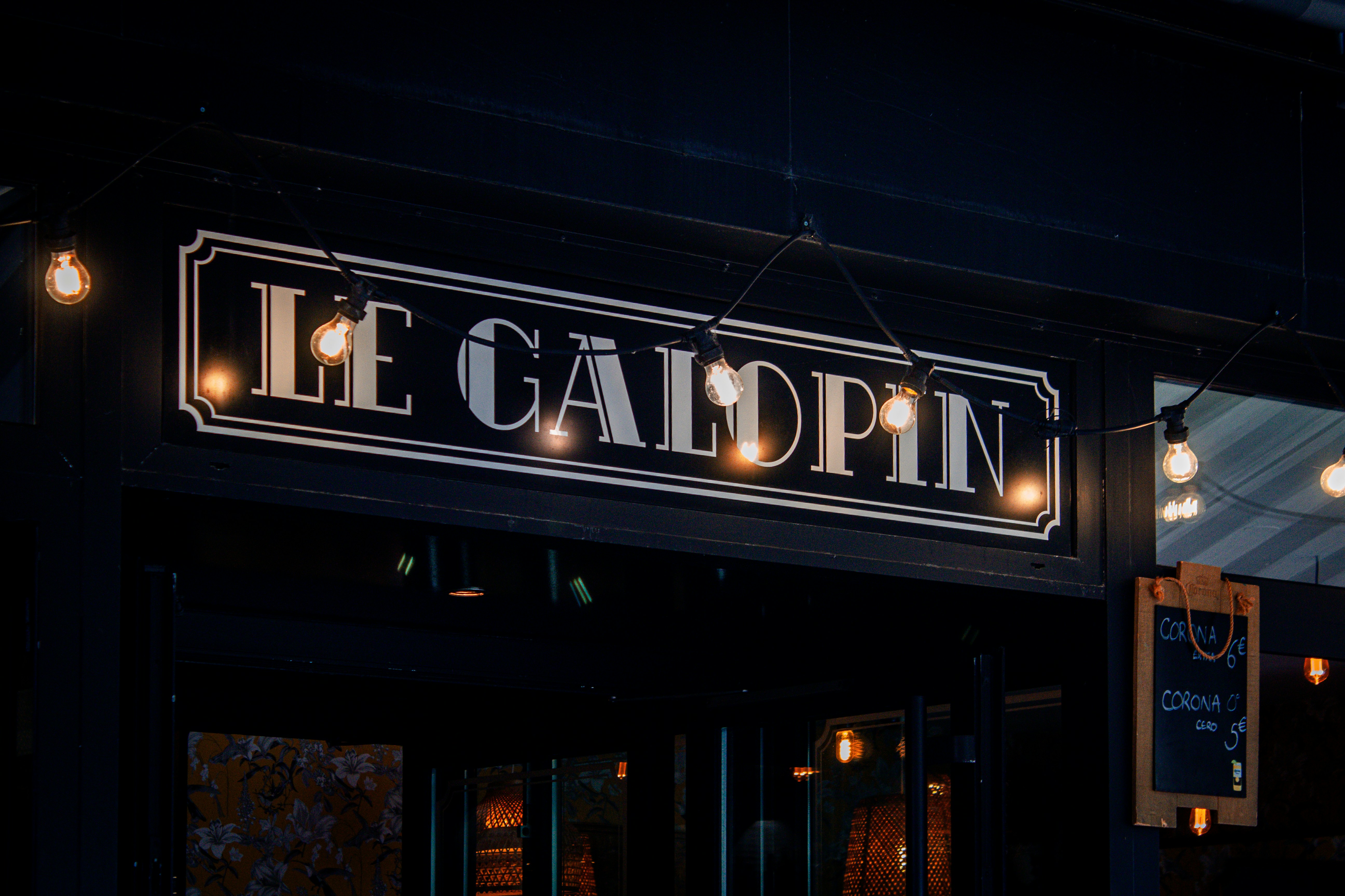 Le Galopin – Strasbourg Bistro Lights | Restaurant sign "le galopin" illuminated at night.