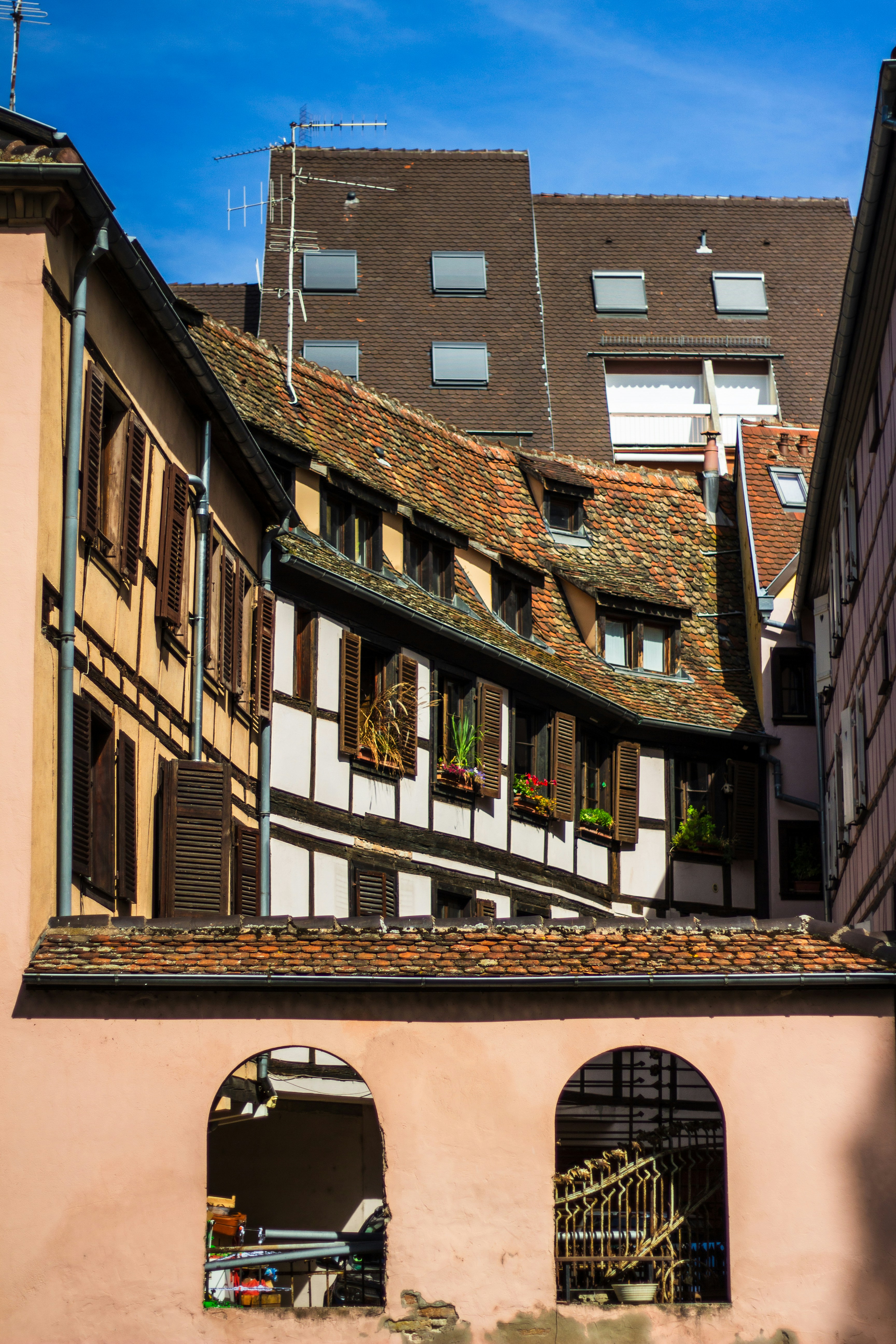 Fachwerkhäuser in Straßburg mit modernem Kontrast | Old european buildings with tiled roofs and shutters.