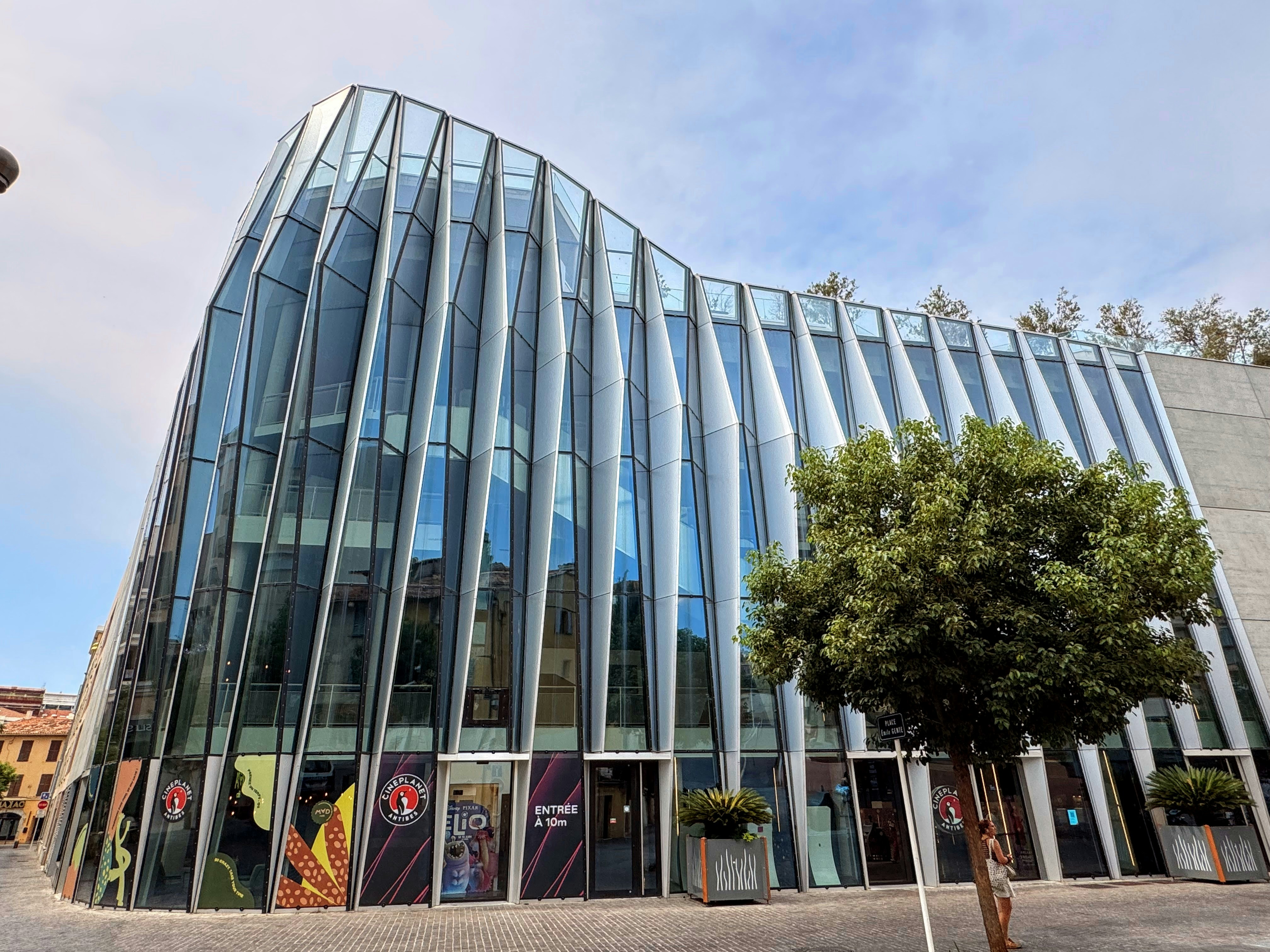 Skyward Ribbon: The Curved Glass Facade of a Contemporary Atrium