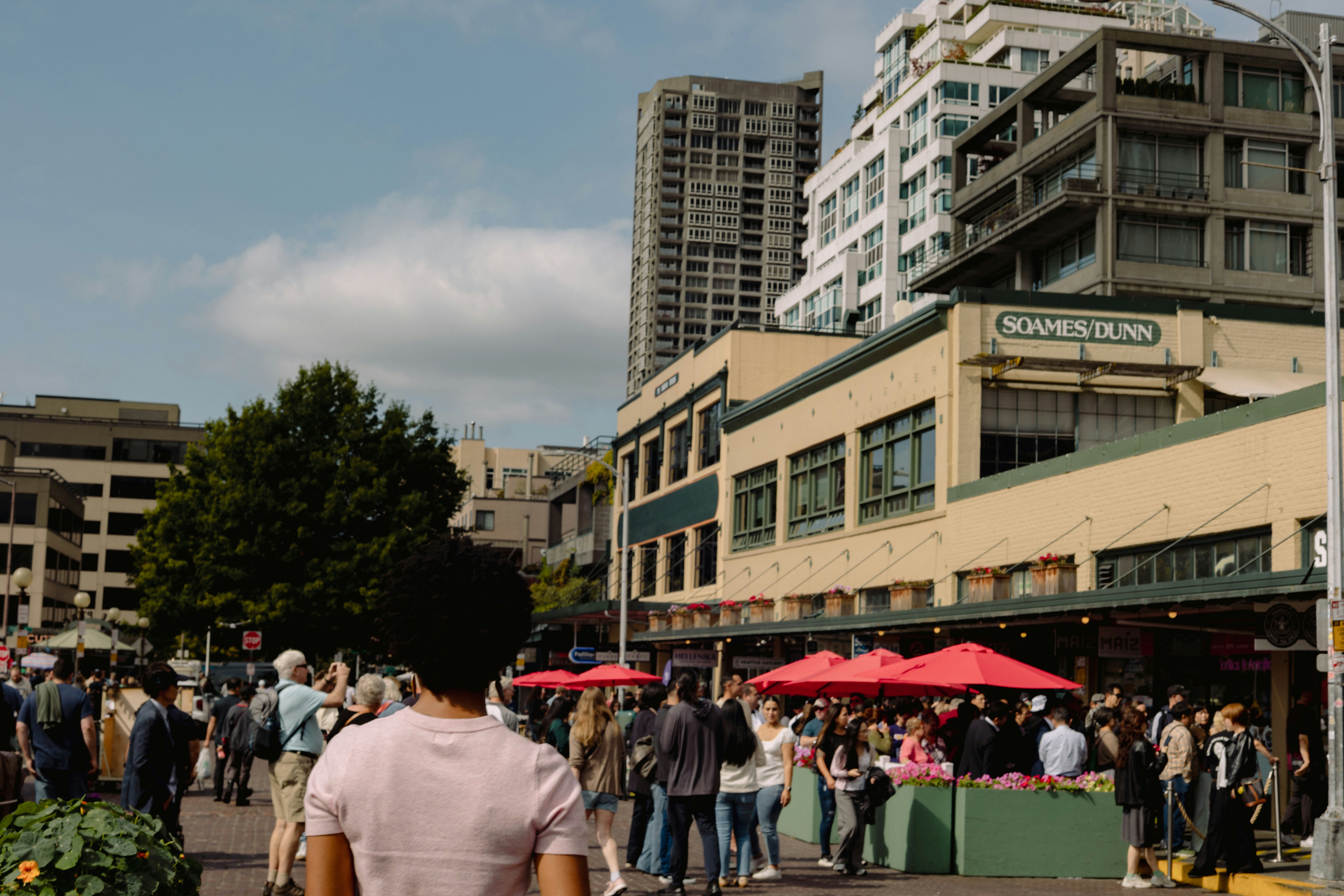 People browsing stalls at an outdoor market photo – Free Image on Unsplash