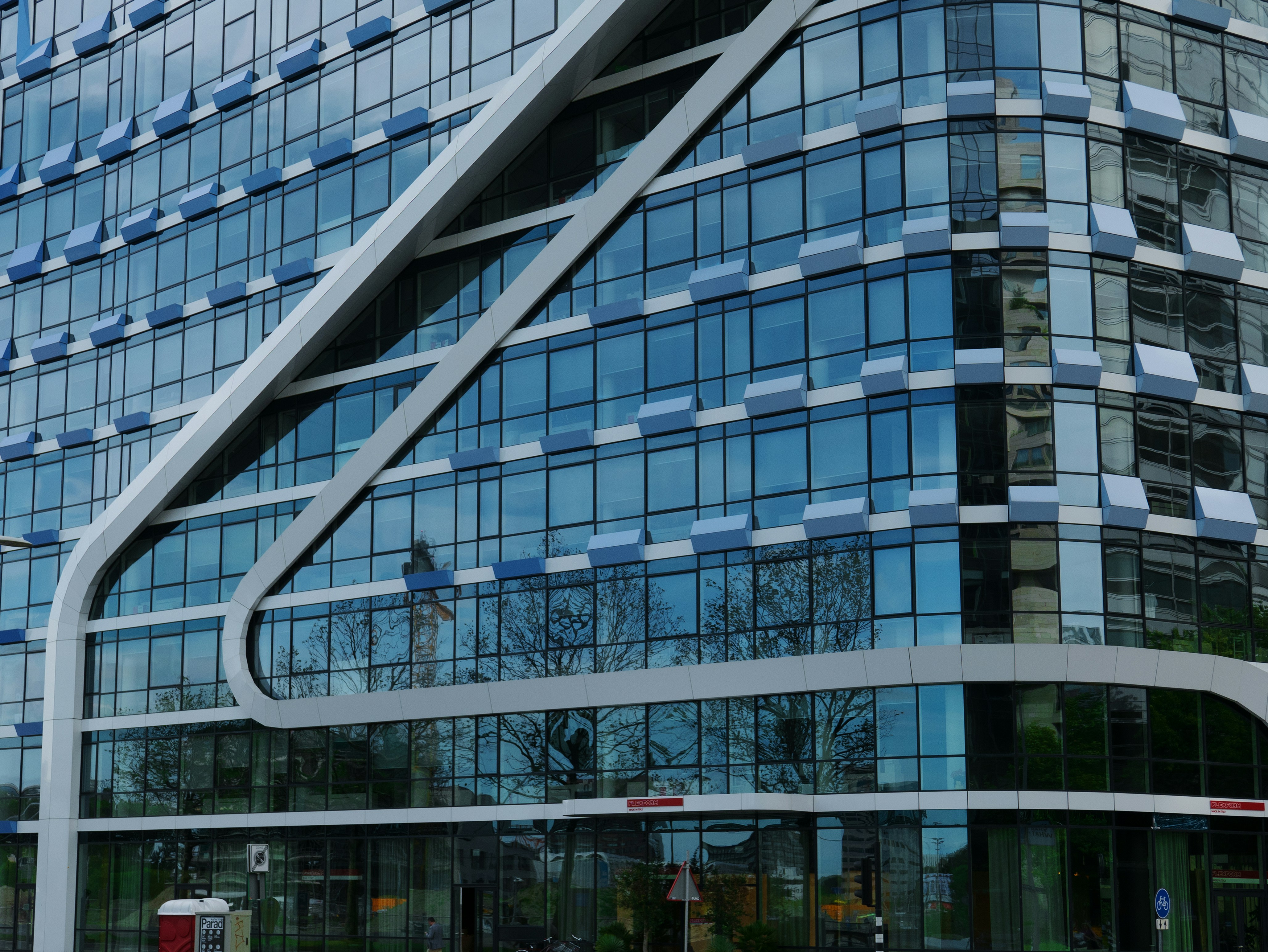 Glass facade of modern architecture near the ZuidAs in Amsterdam, in the Beethovenstraat. A photo with window pattern and glass reflections - free image. | Modern glass building with abstract white architectural elements