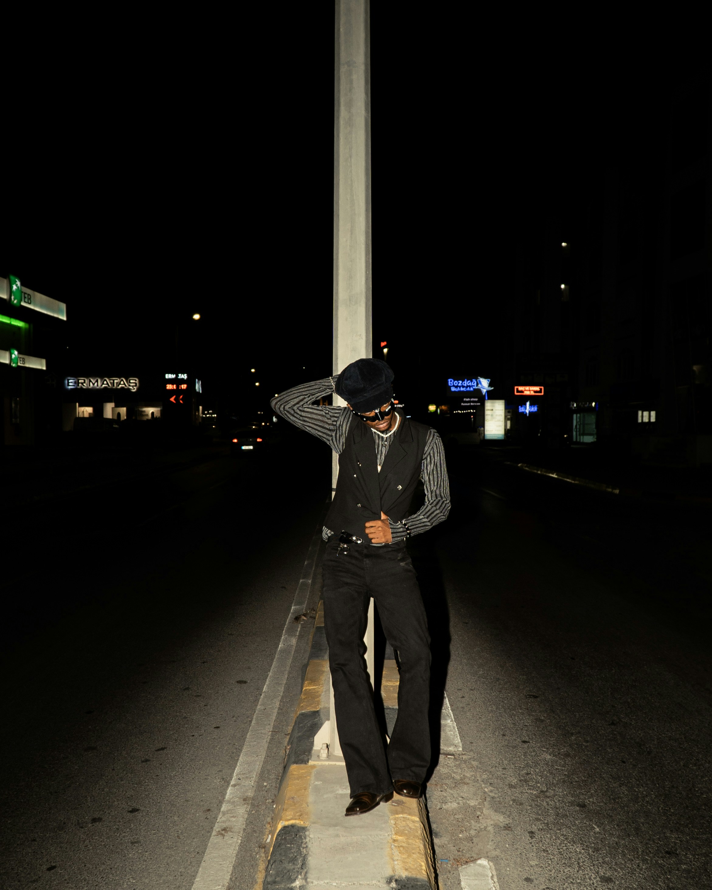 Urban Night Vibes: A Moment of Reflection