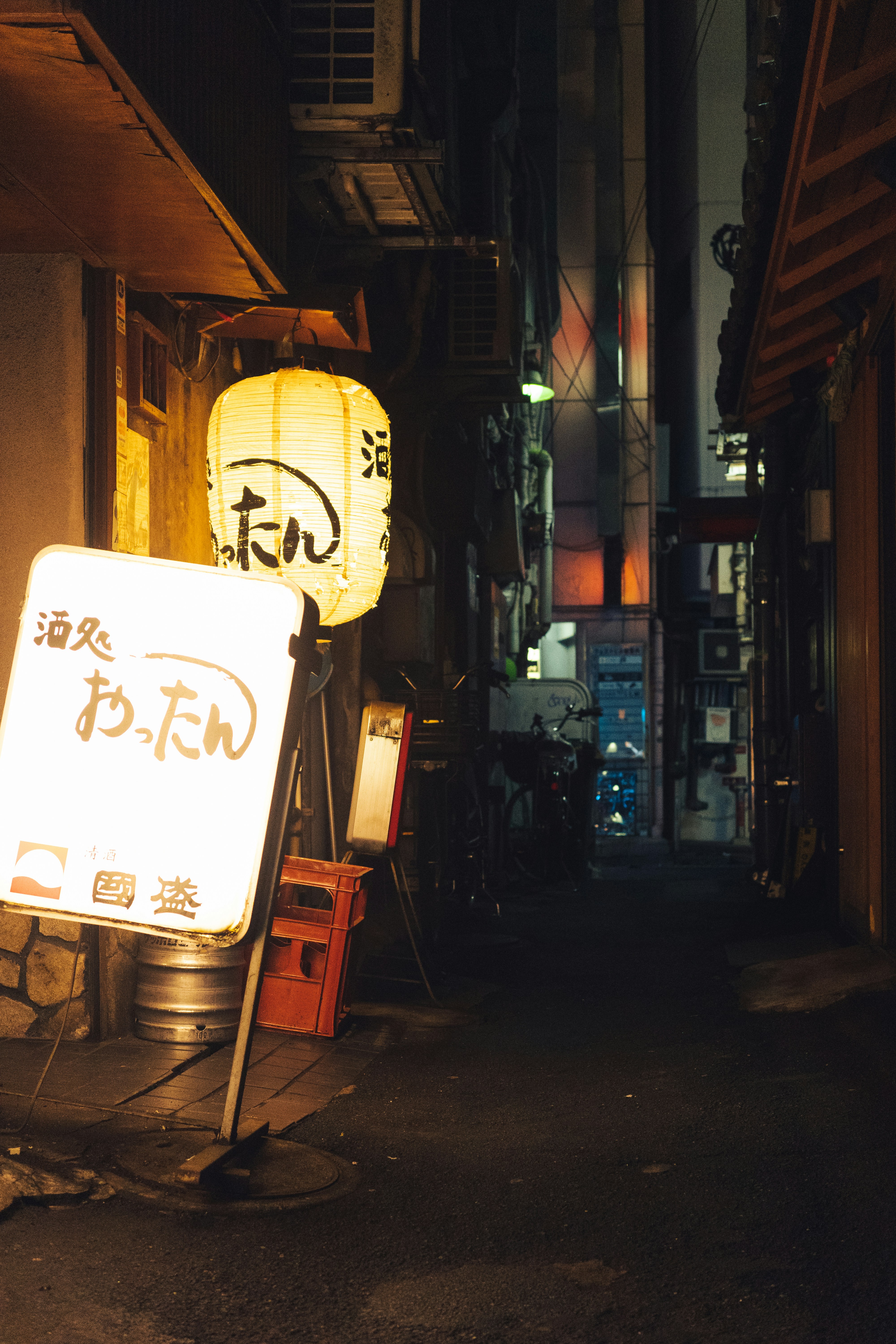 Japanese alleyway with glowing lanterns and signs