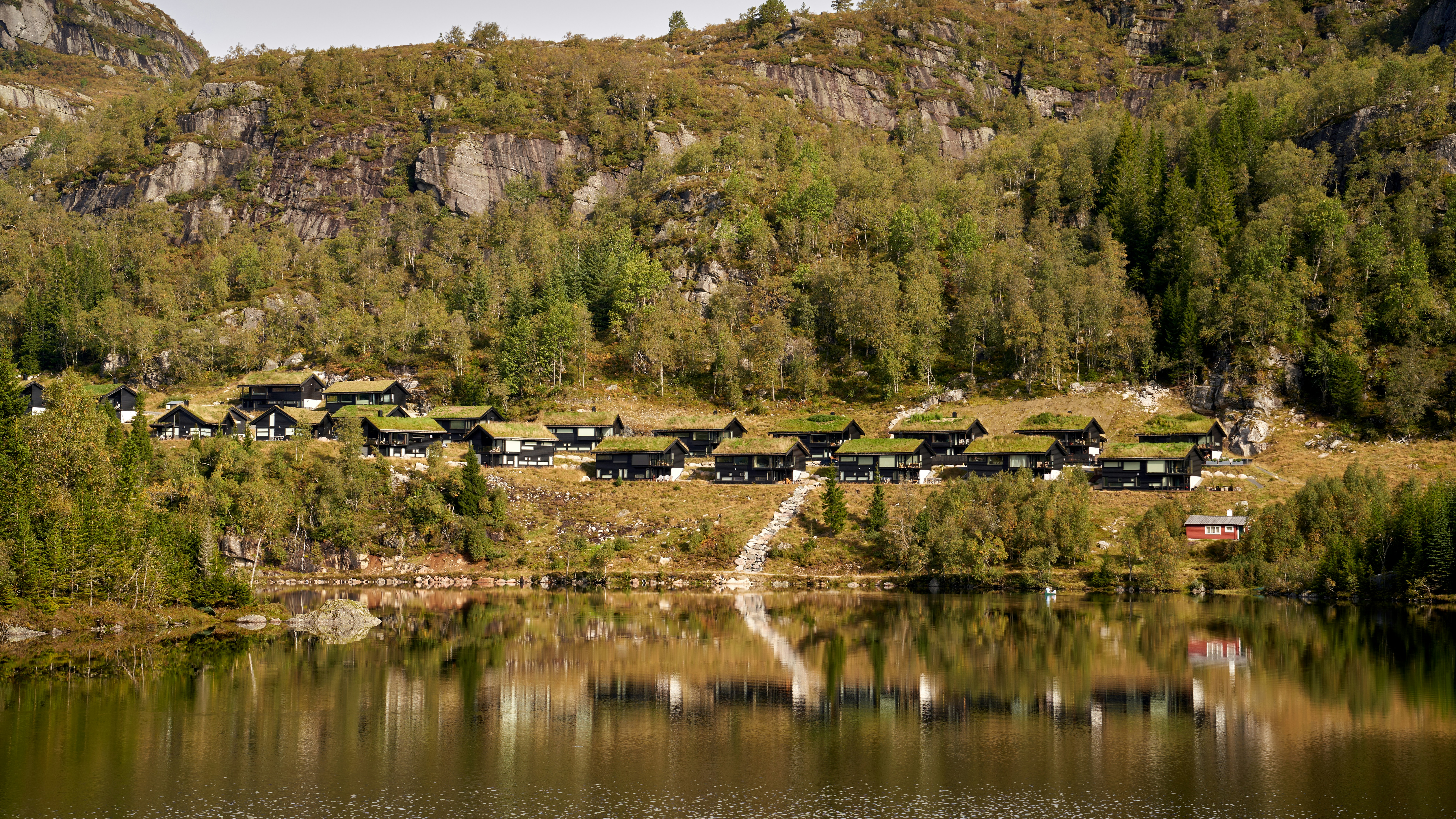 Grass roof on cabins at the Sirdal mountain park, Tjørholm, Norway | Small village with grass roofs by a lake