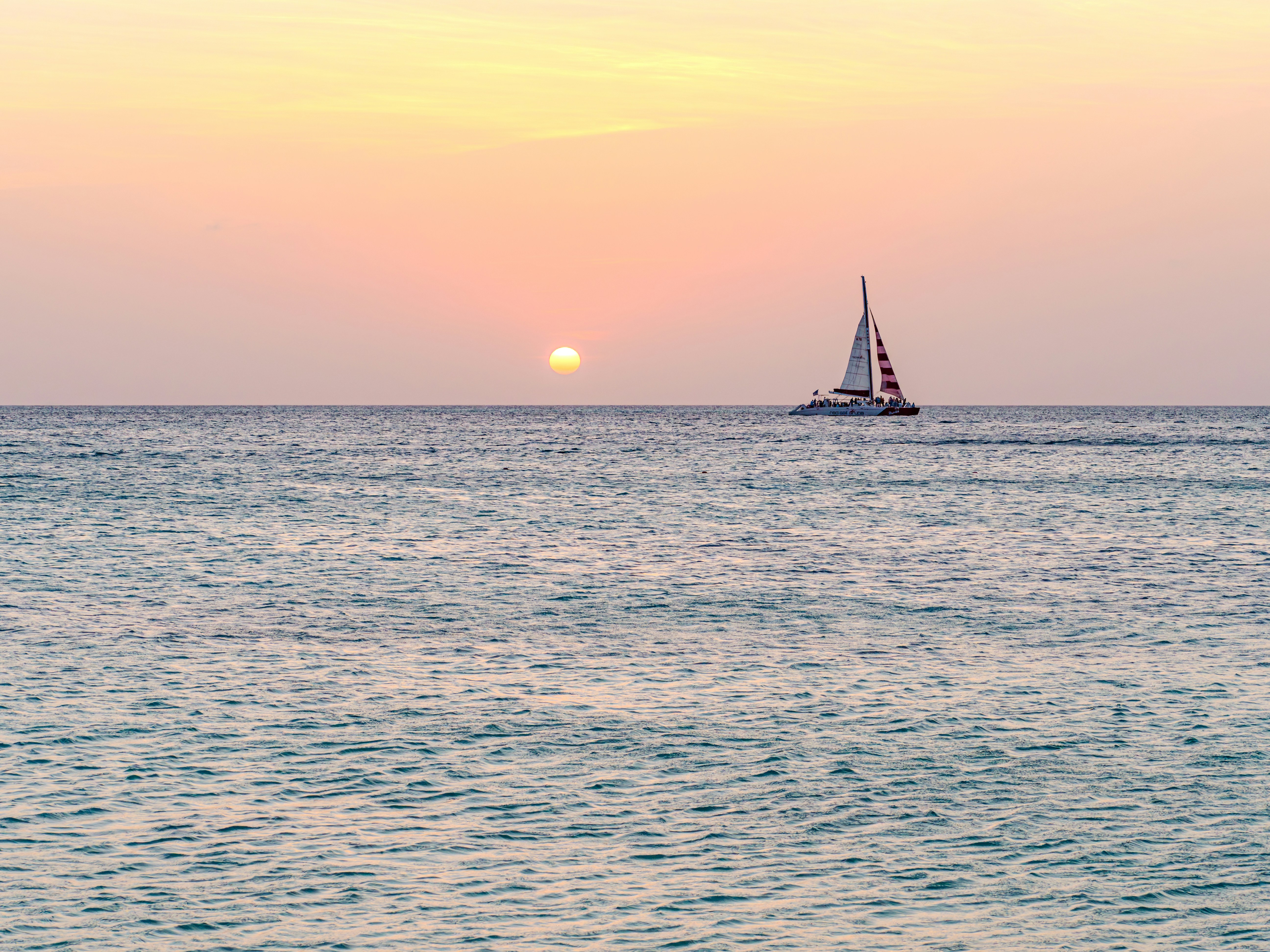 Segelboot auf dem Meer bei Sonnenuntergang. Foto – Kostenloses Bild zum ...
