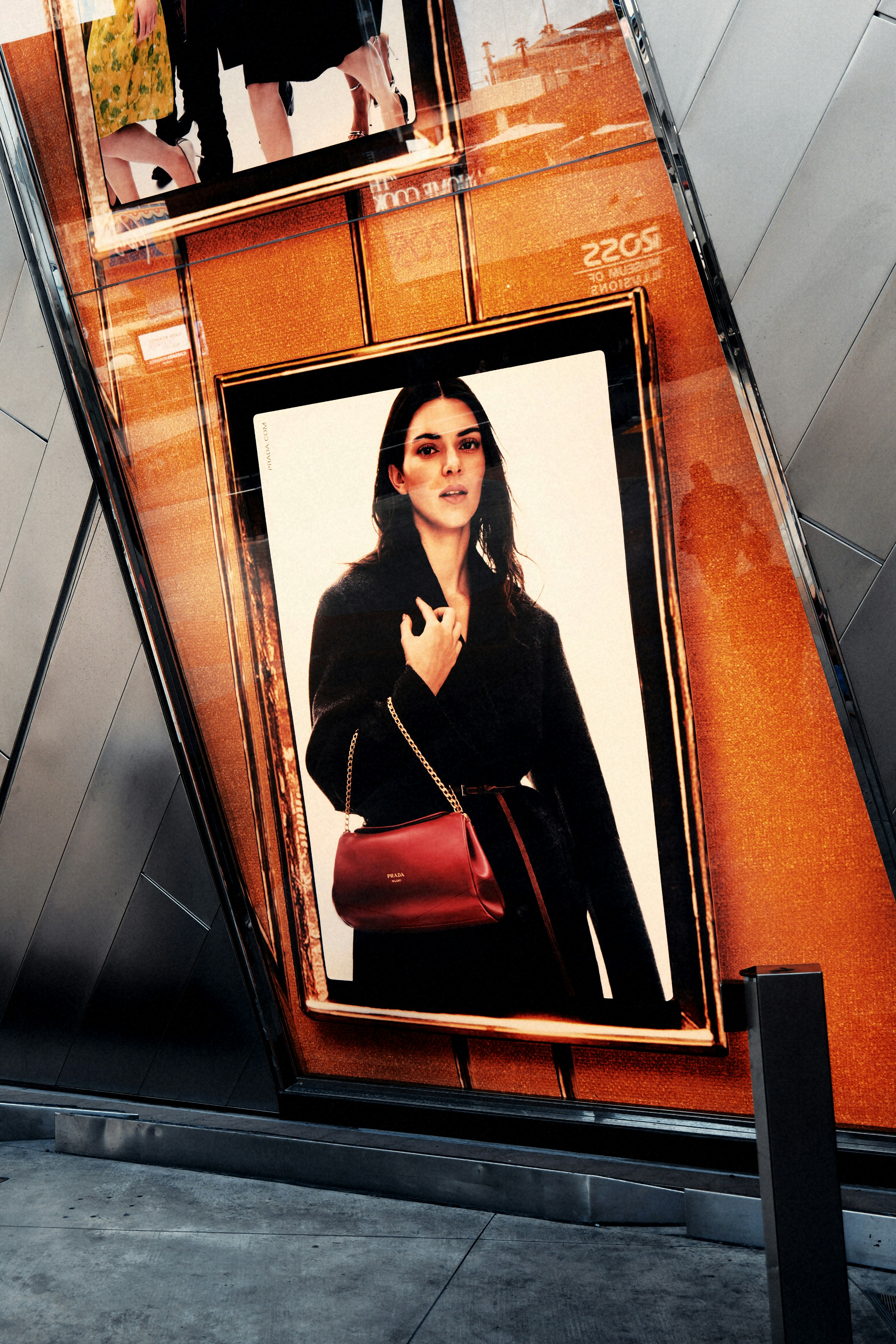 Urban Elegance in a Modern Frame