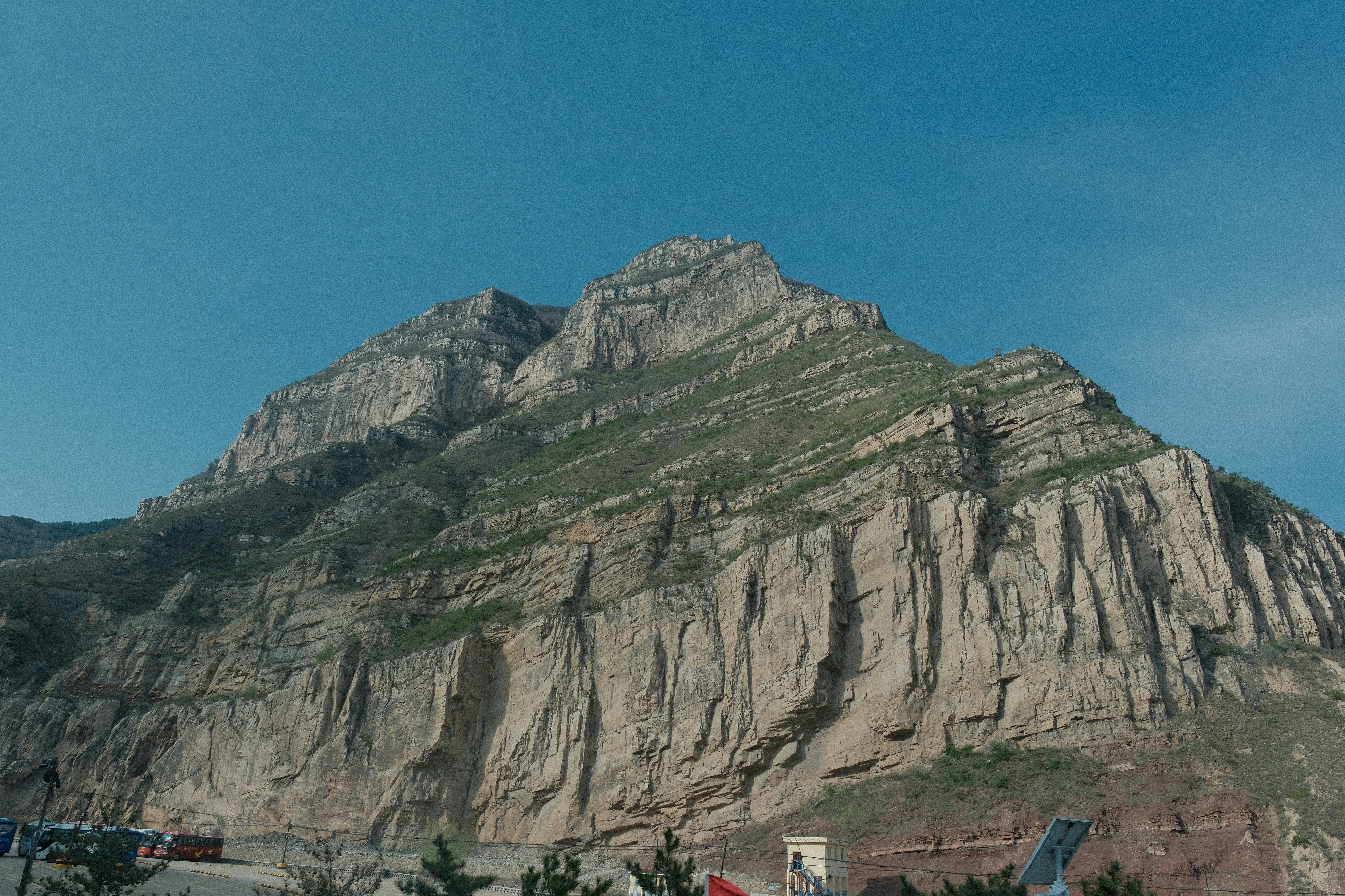 Majestic Peaks: A Geological Tapestry