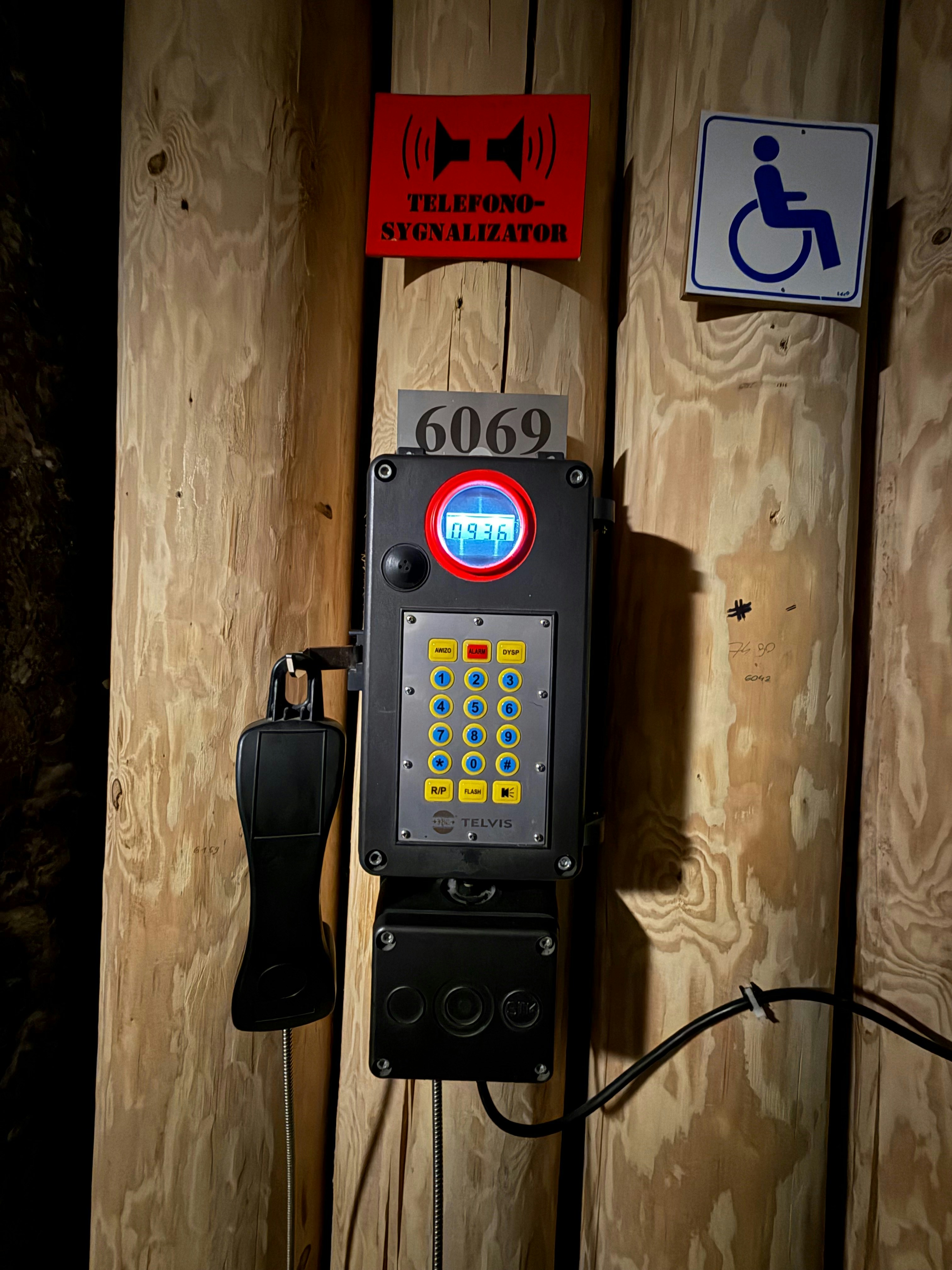Echoes of Communication: A Retro Telephony Experience