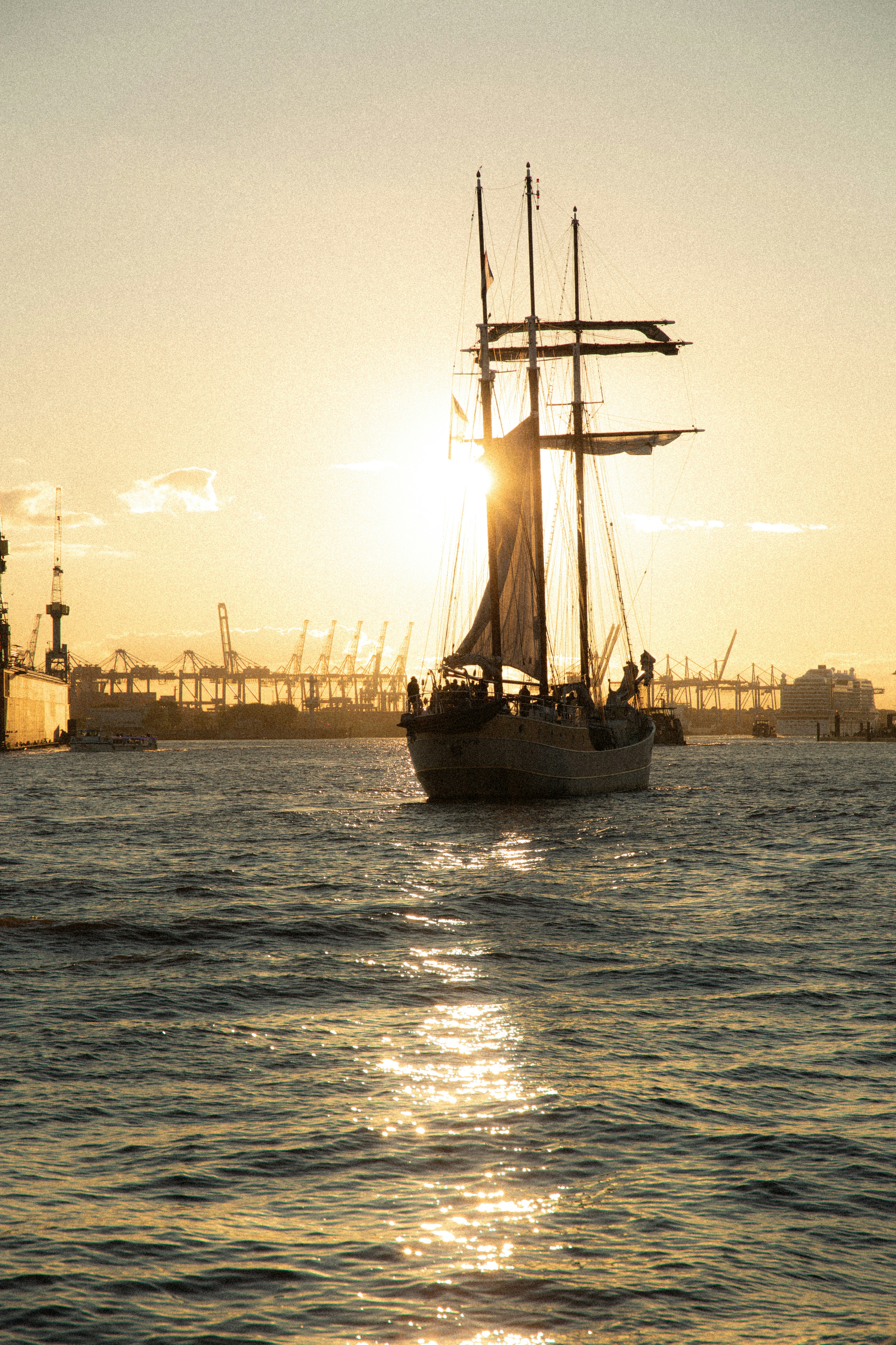Hamburger Hafen 2024 I Canon 5d mark iii | Sailboat on the water at sunset