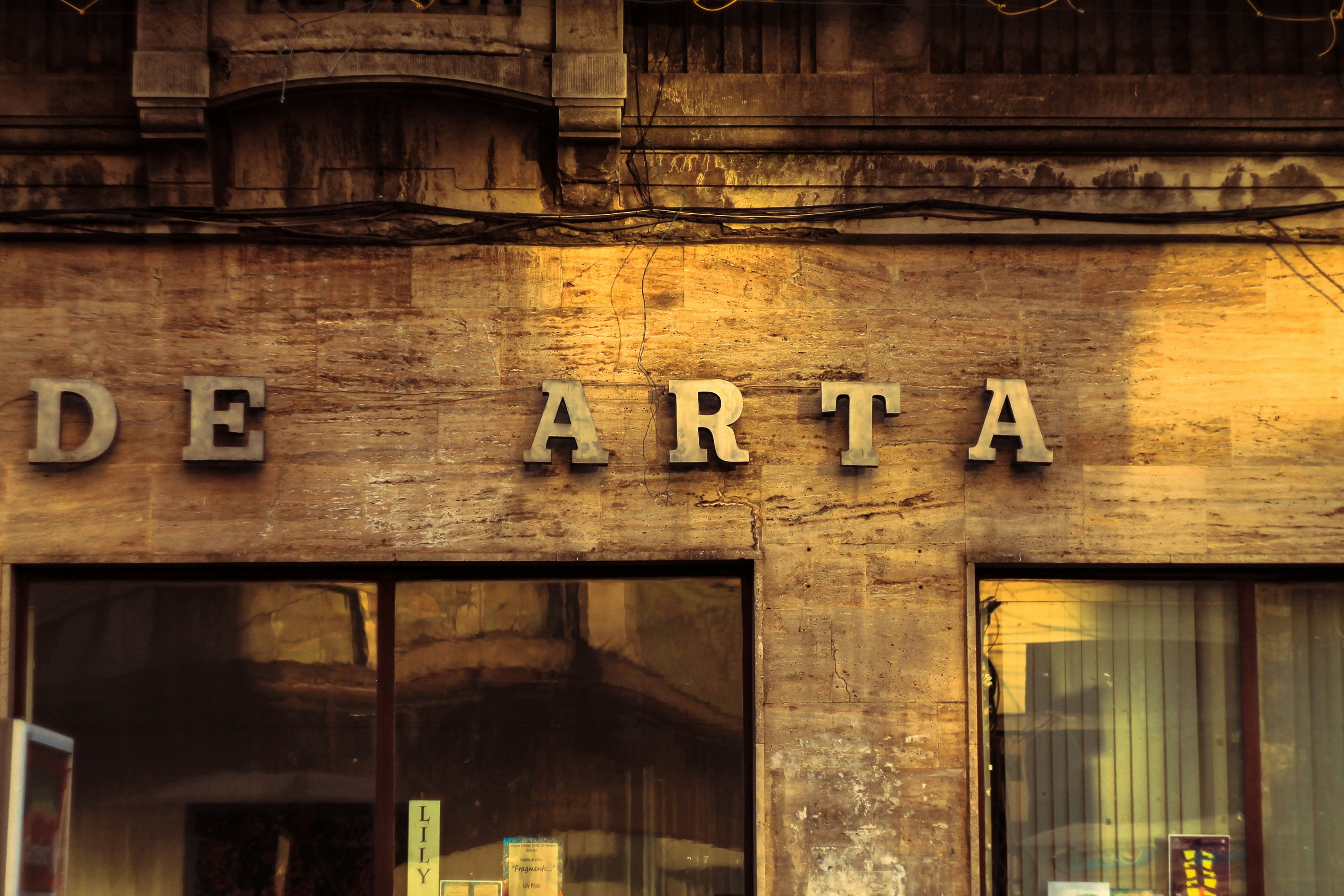 Building facade with "de arta" signage