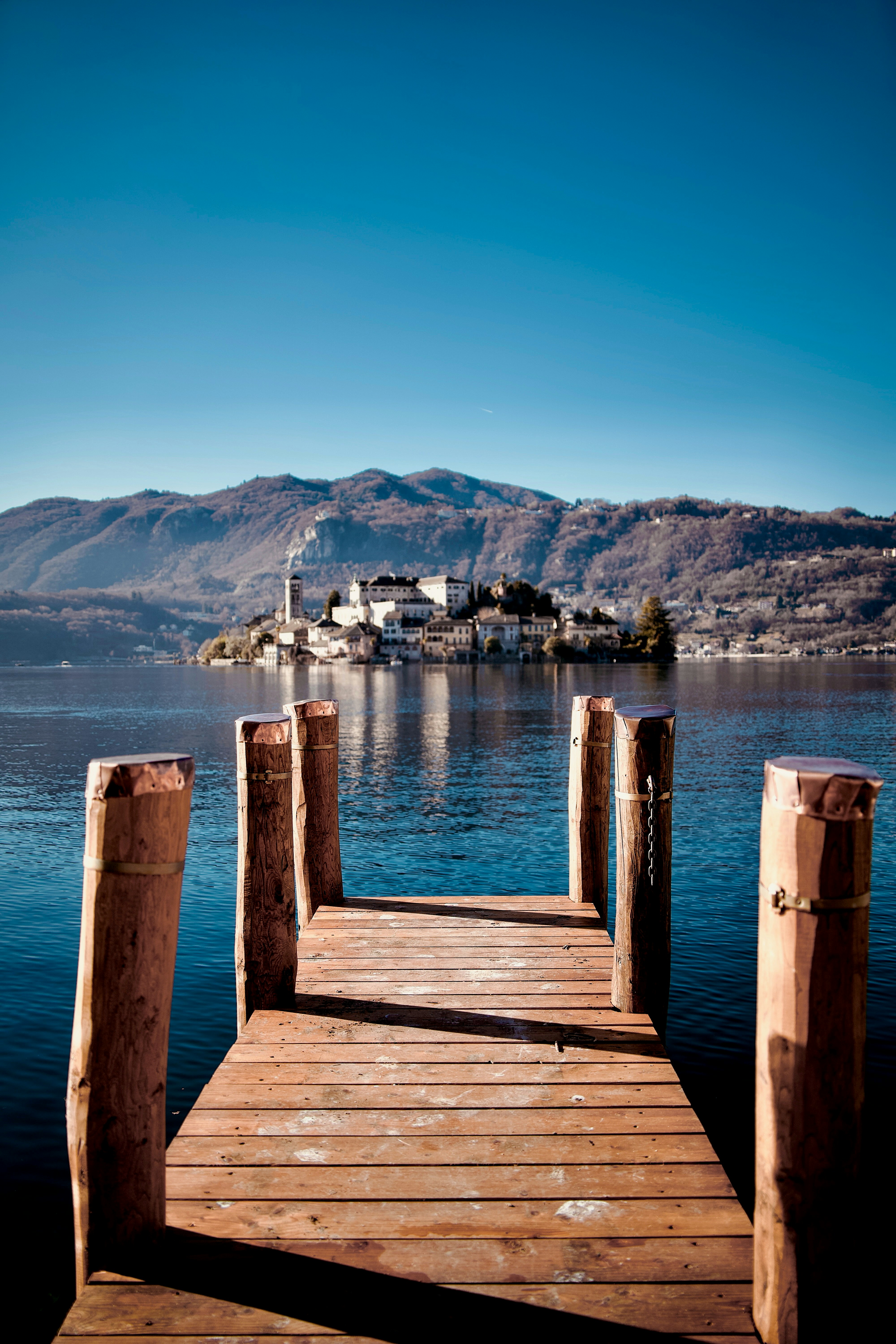 Reflections of Serenity: A Lakeside Retreat