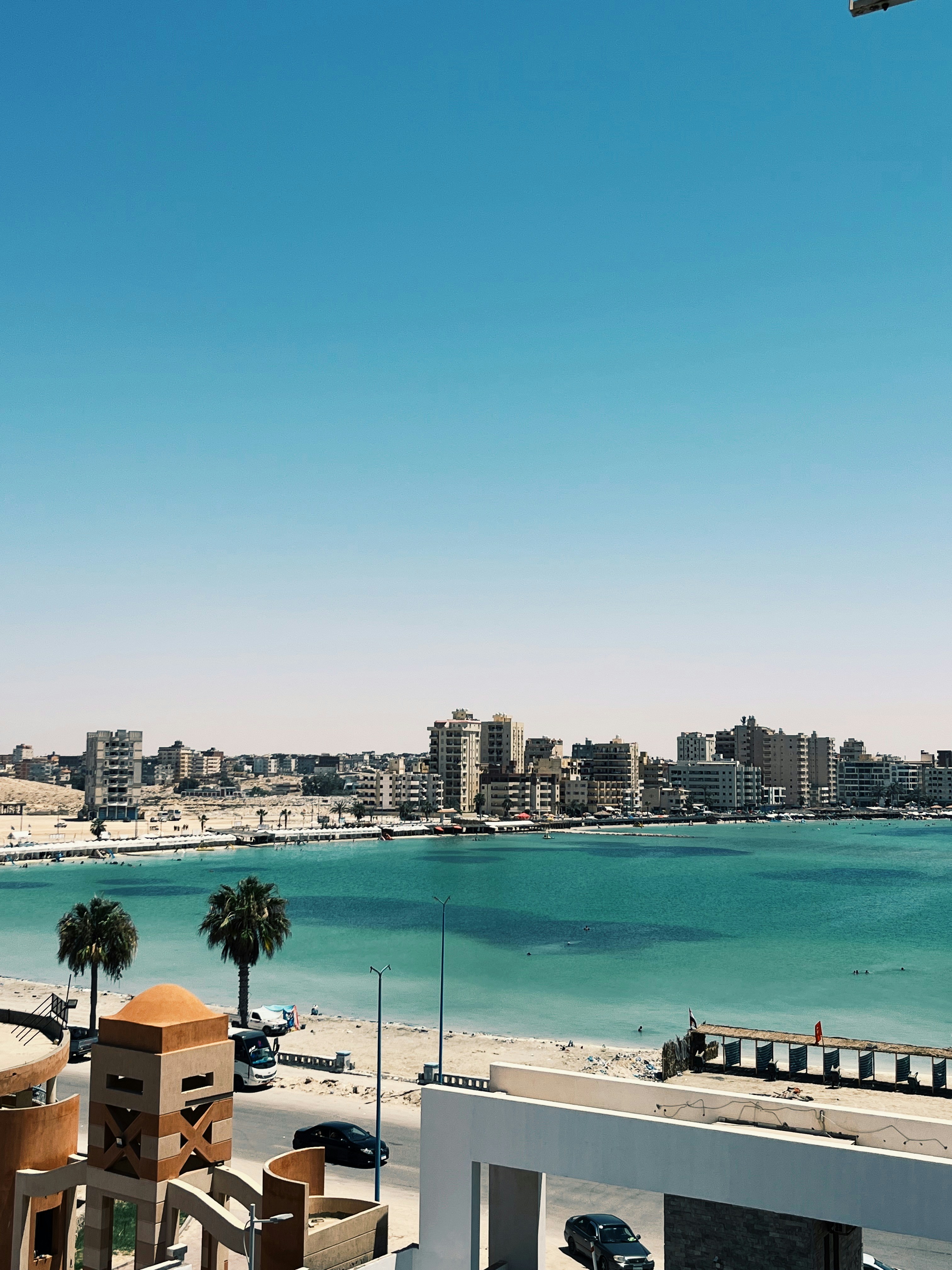 Coastal Serenity: A Glimpse of Urban Tranquility