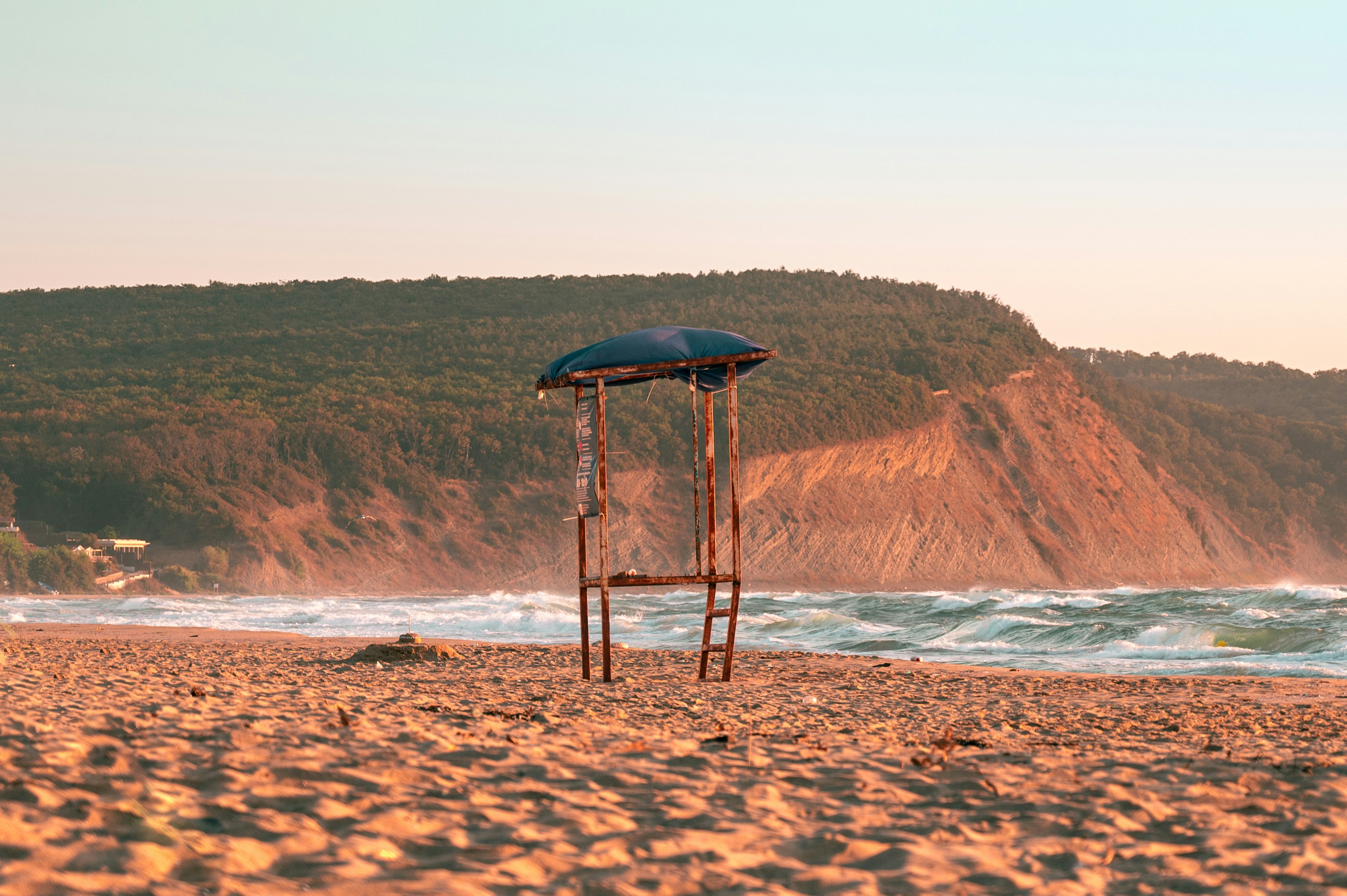夕暮れ時の砂浜のライフガードタワー。の写真 – Unsplashの浜の無料画像
