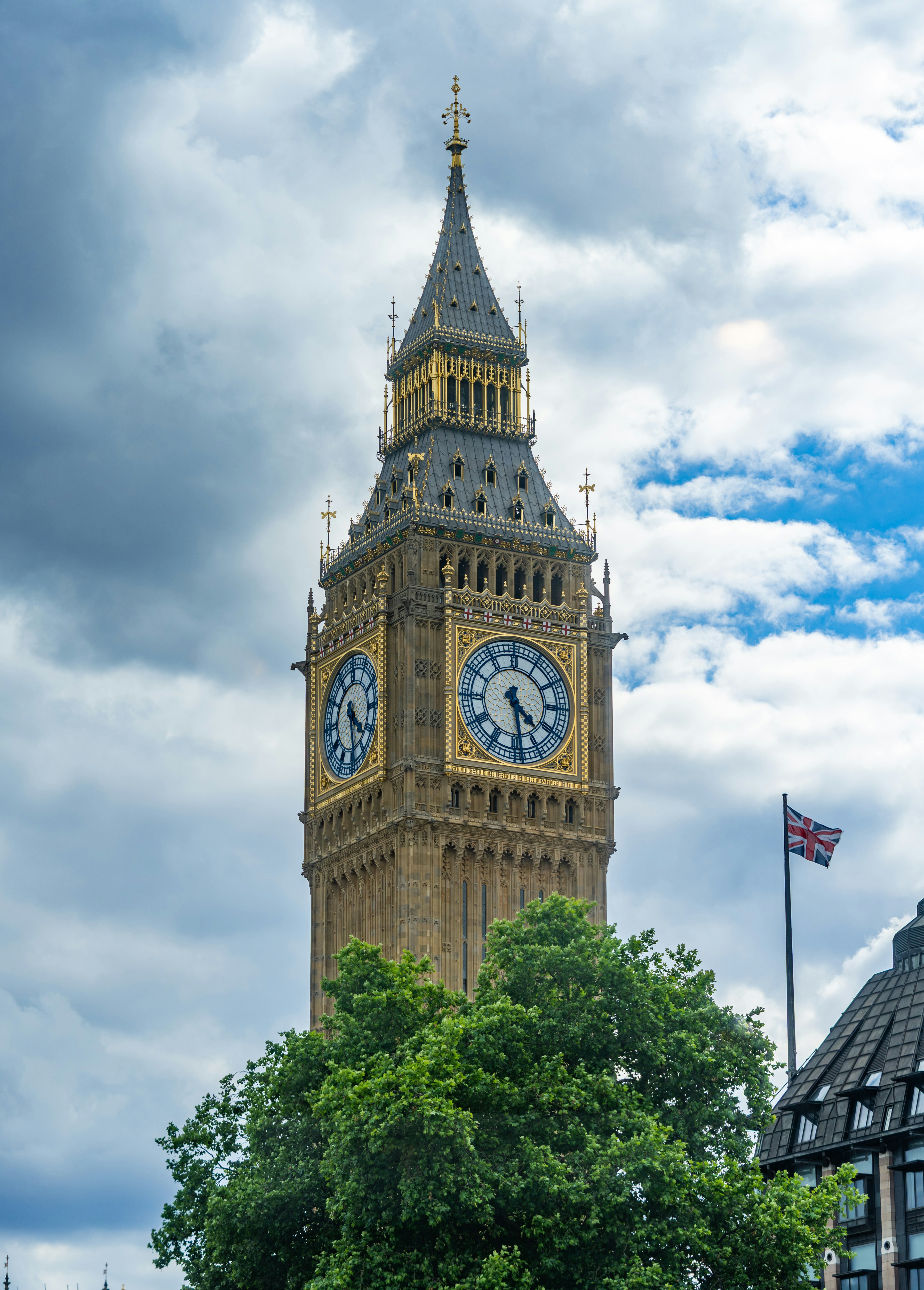 Big Ben - Elizabeth Tower, London | Big ben clock tower with union jack flag.
