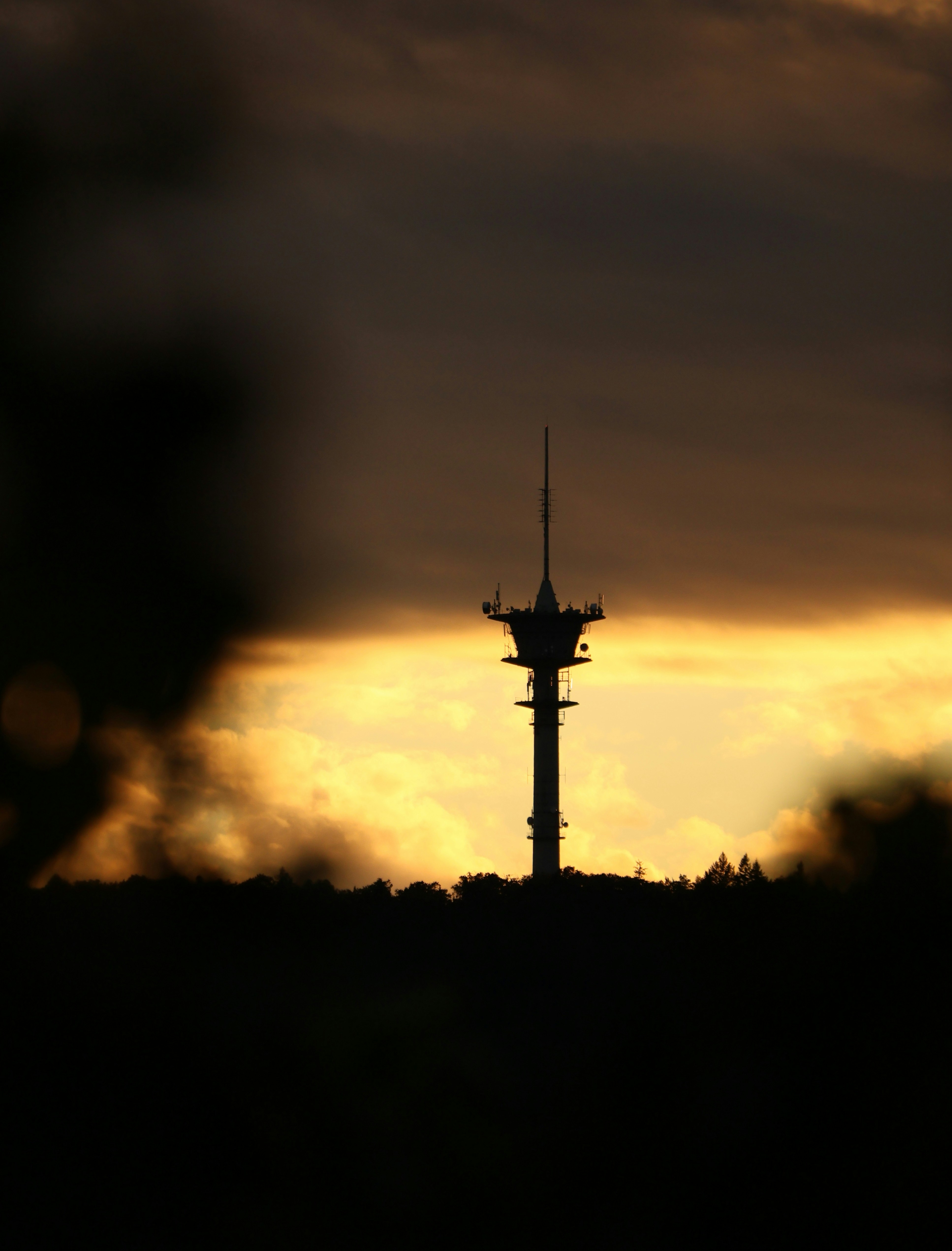 Signal of Dusk: The Tower's Silent Vigil