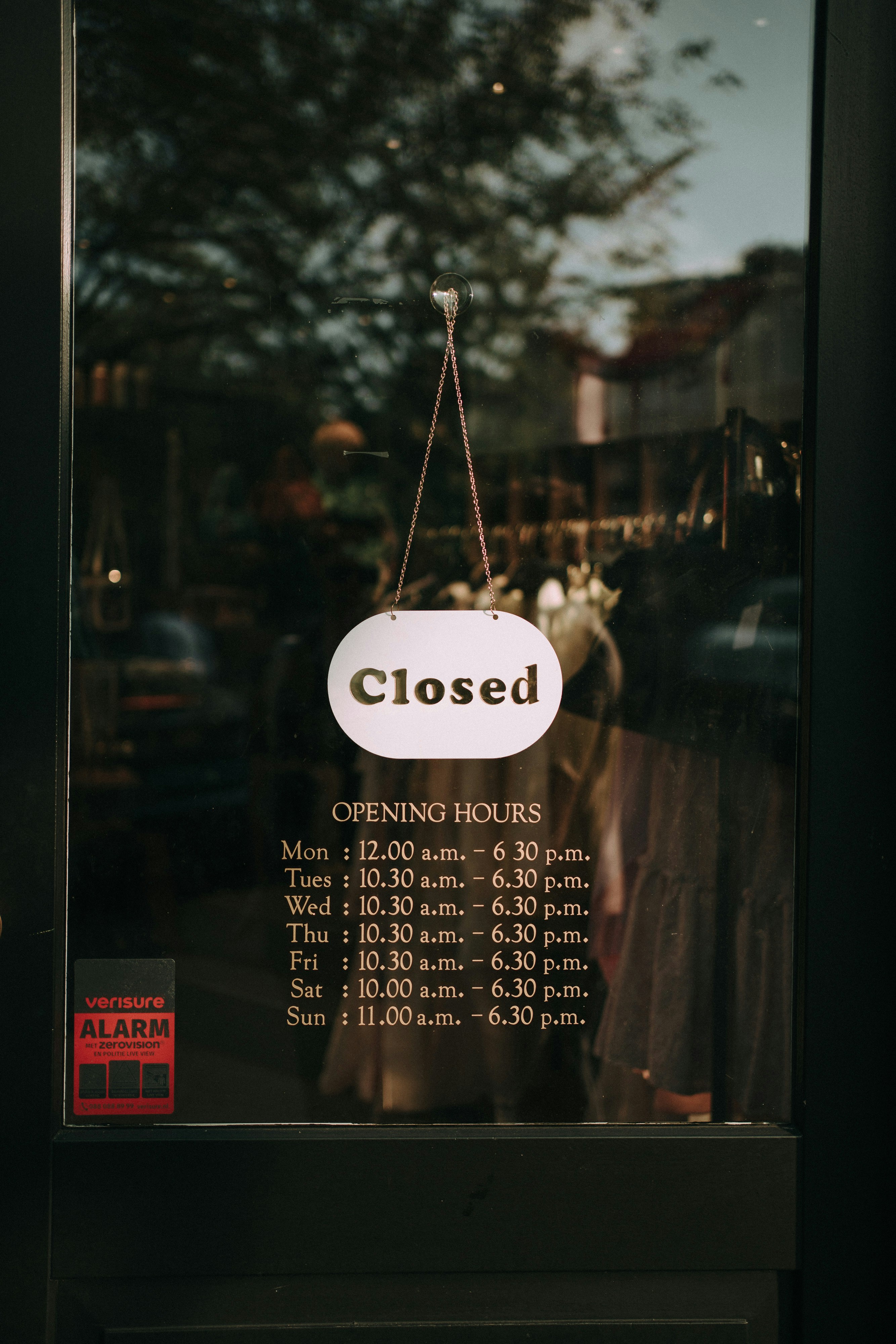 Closed sign with opening hours on shop window photo – Free Retail Image ...