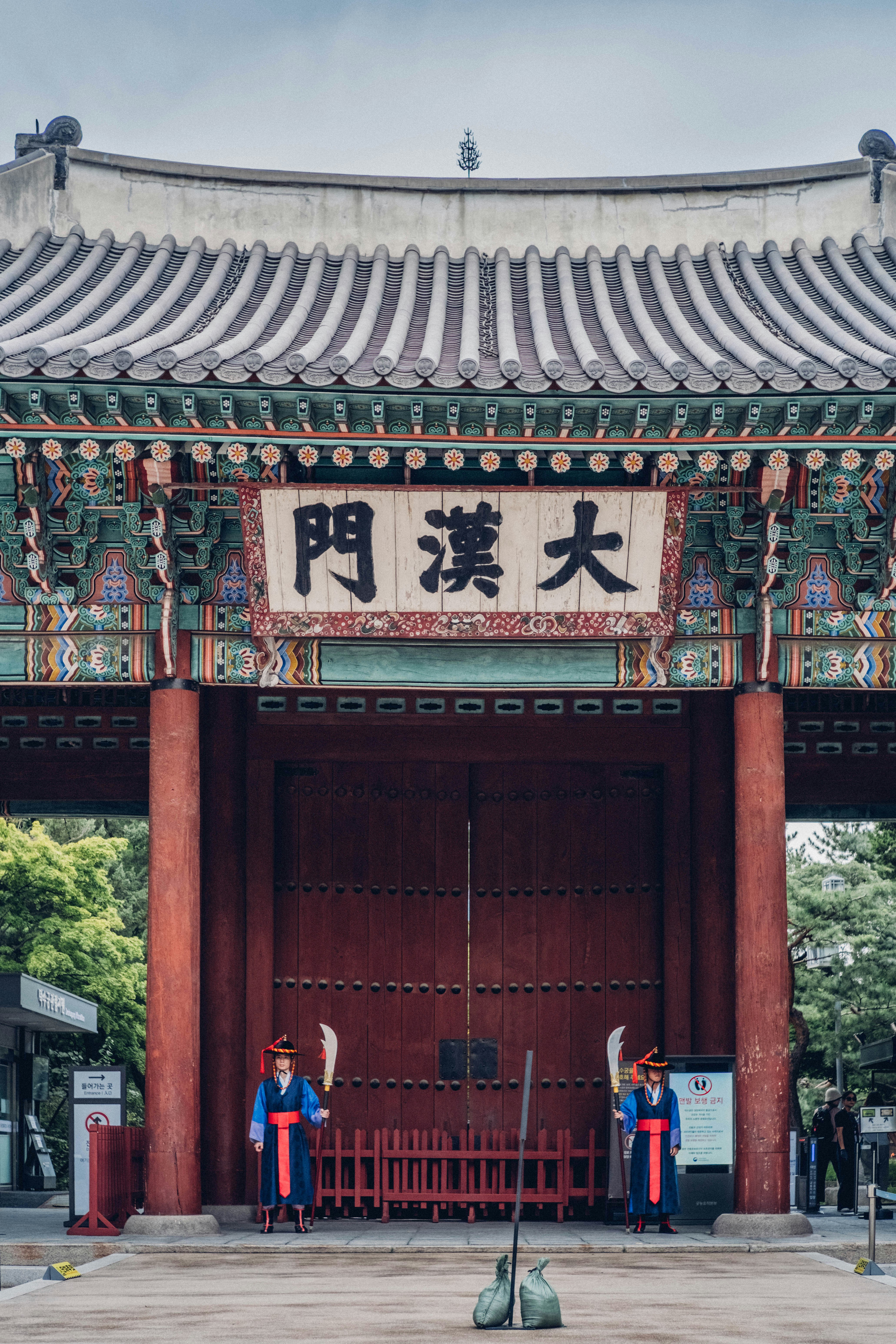 Great Han Gate: Blue-Robed Guards Guard the Ornate Temple Entrance
