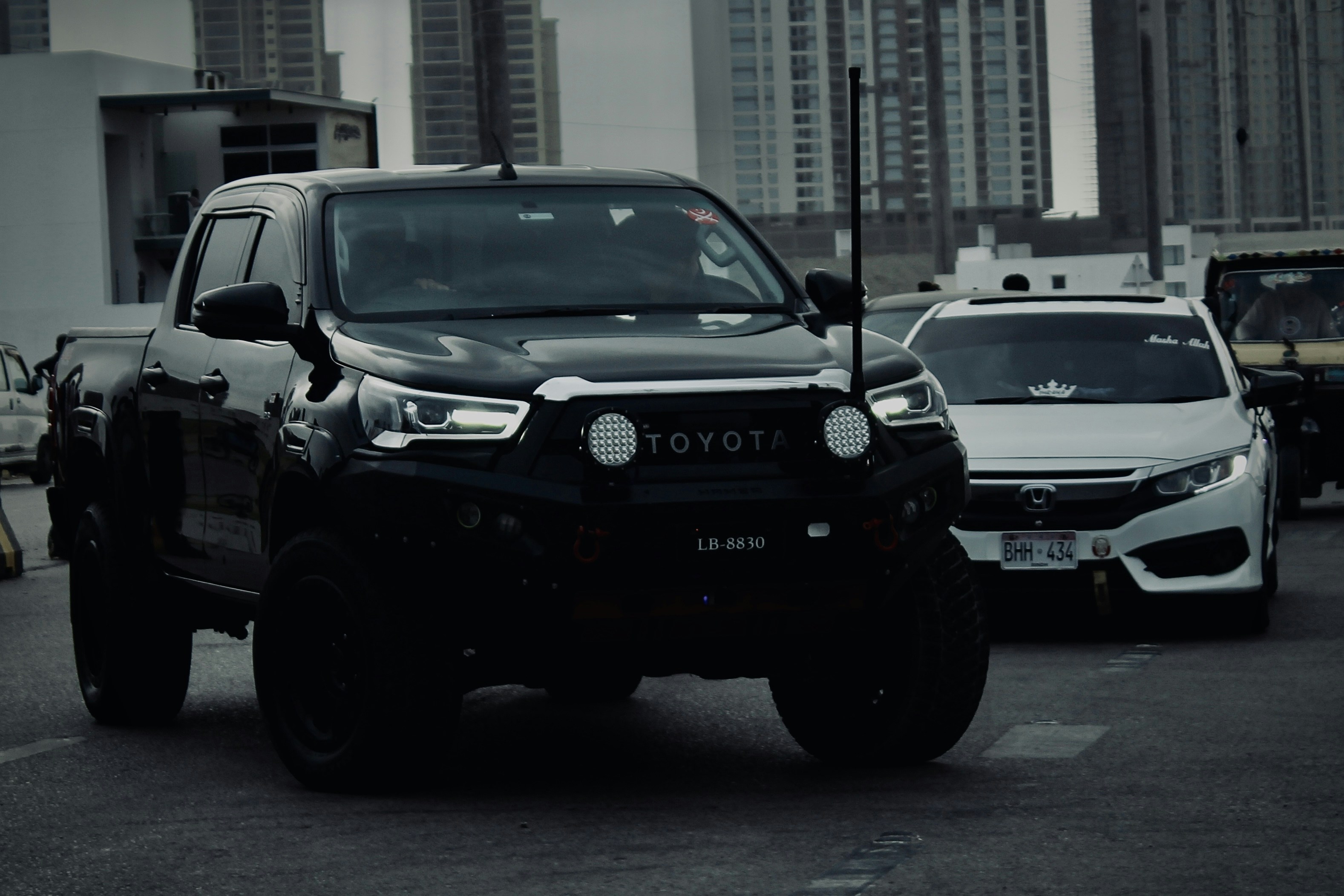 Camioneta Toyota negra conduciendo por una calle foto – Imagen de ...