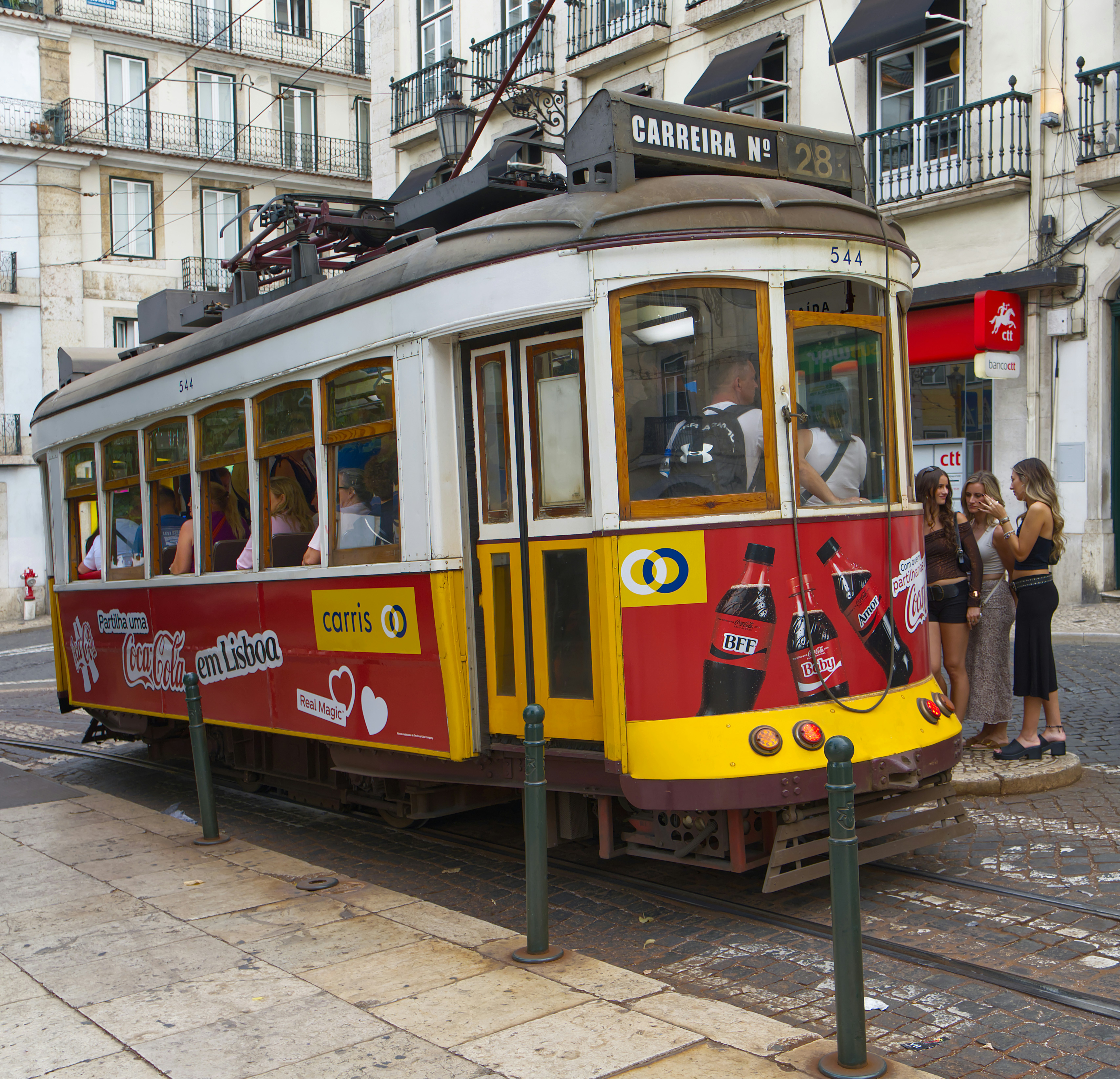 L’emblématique tramway N°28 joli est appelé « Remodelado » et sa conception remonte aux années 1930. Ce tramway historique est toujours utilisé, car l’itinéraire emprunté par ce dernier n’est absolument pas approprié aux tramways modernes, la route empruntée contient des virages bien trop serrés et des changements de pente trop abrupts. | A vintage tram travels down a city street.