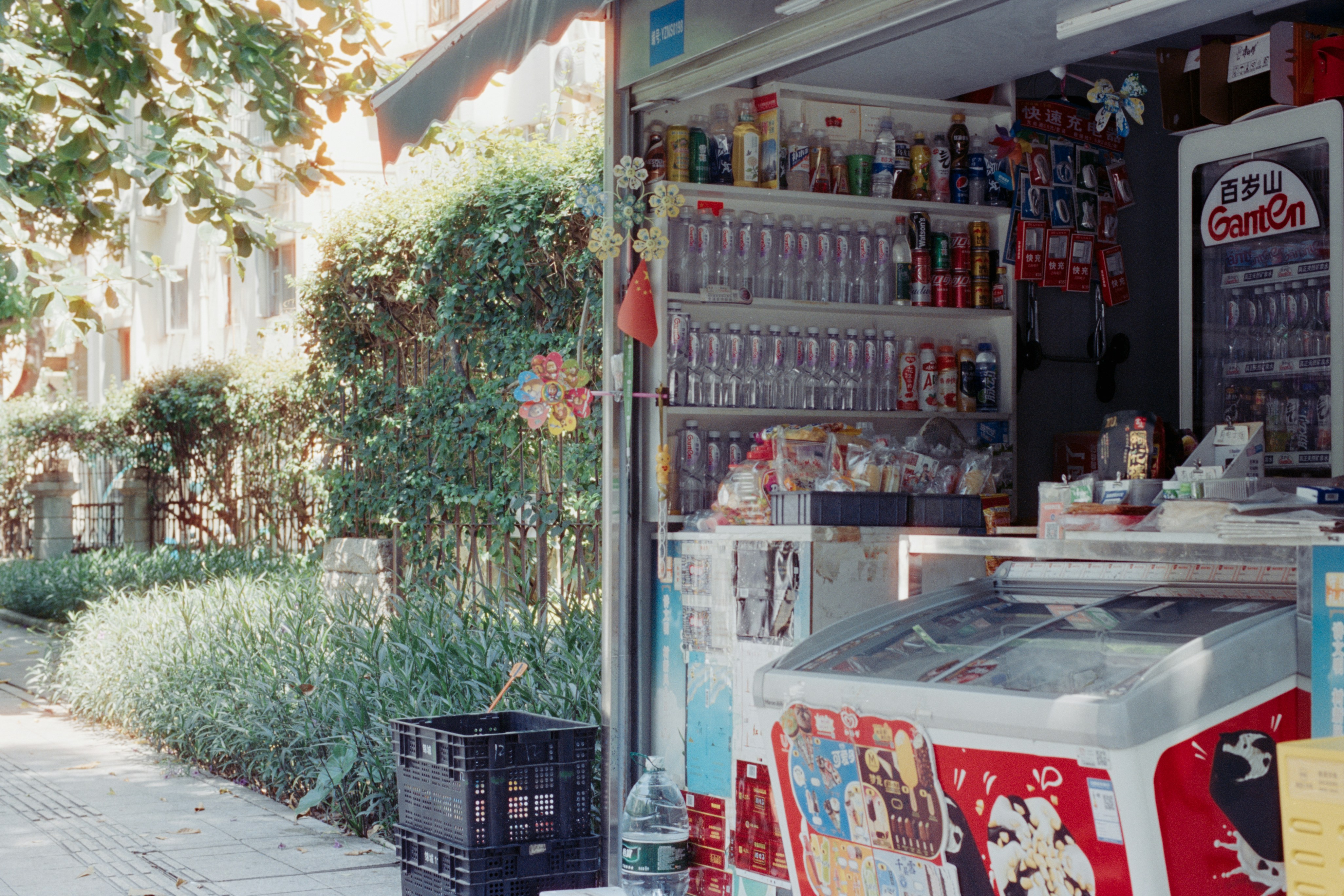 Outdoor convenience store with shelves of snacks and drinks. photo ...