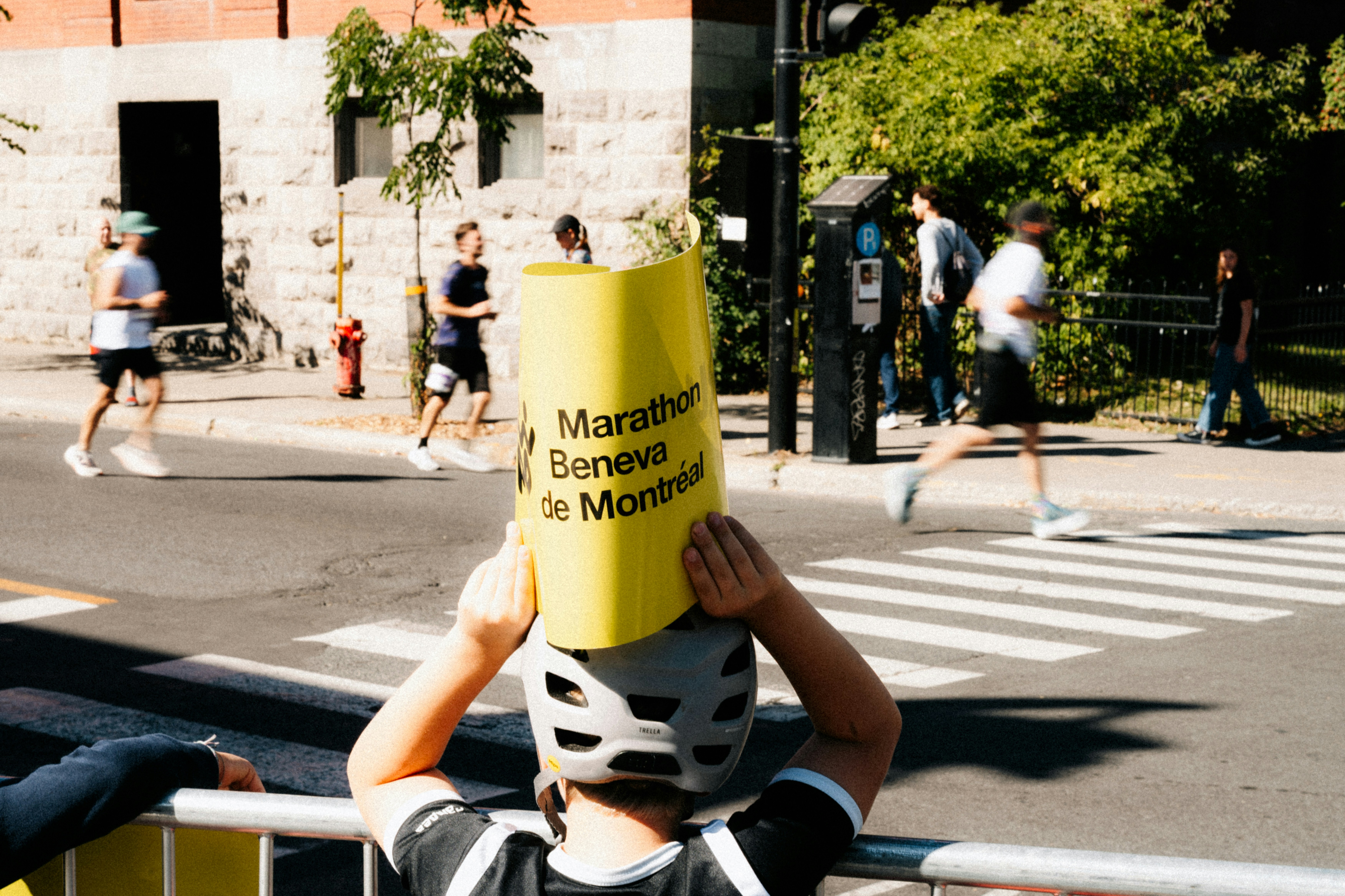 Yellow Sign Becomes the Focal Point in Montréal Marathon Crowd