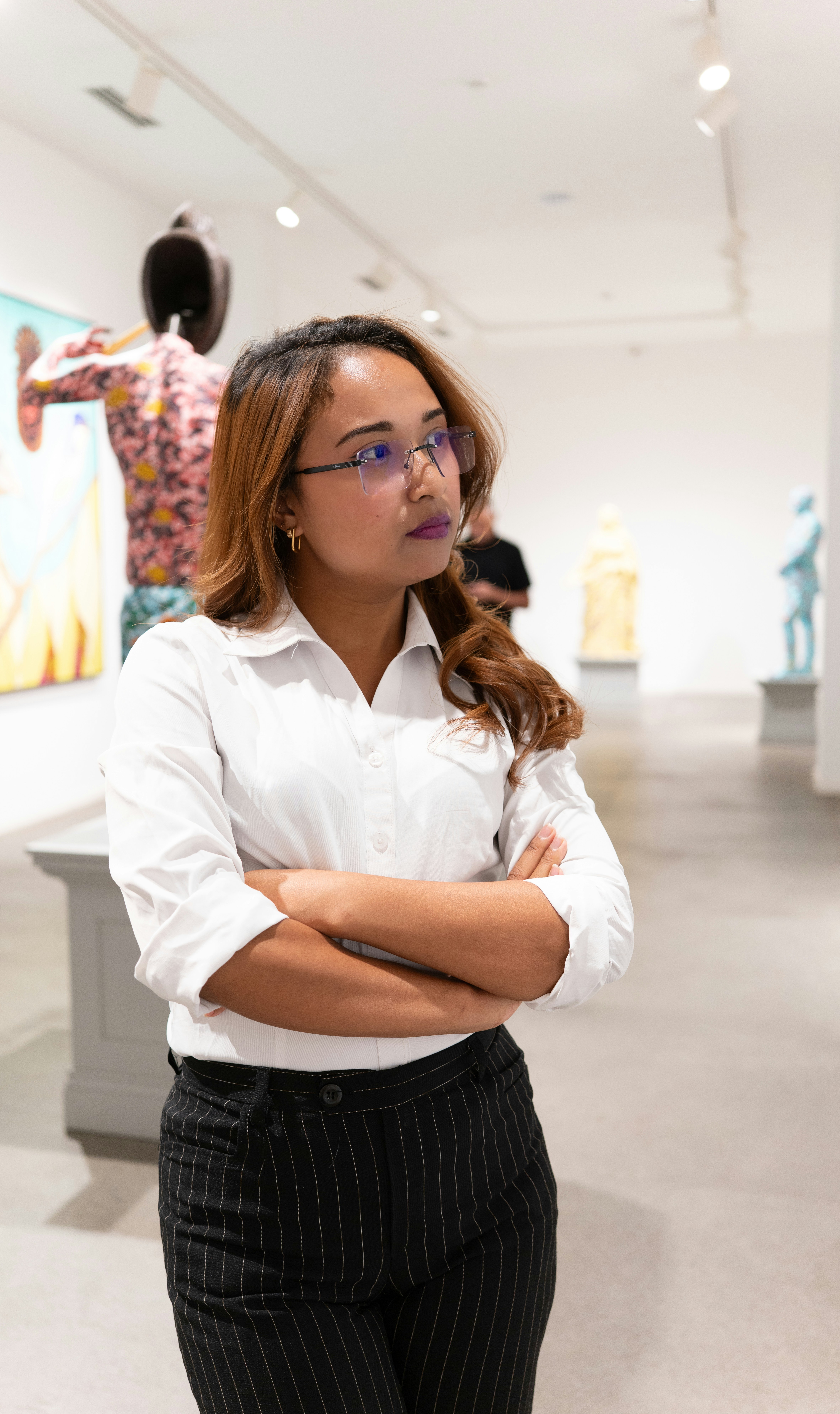 Quiet Confidence in a Bright Gallery