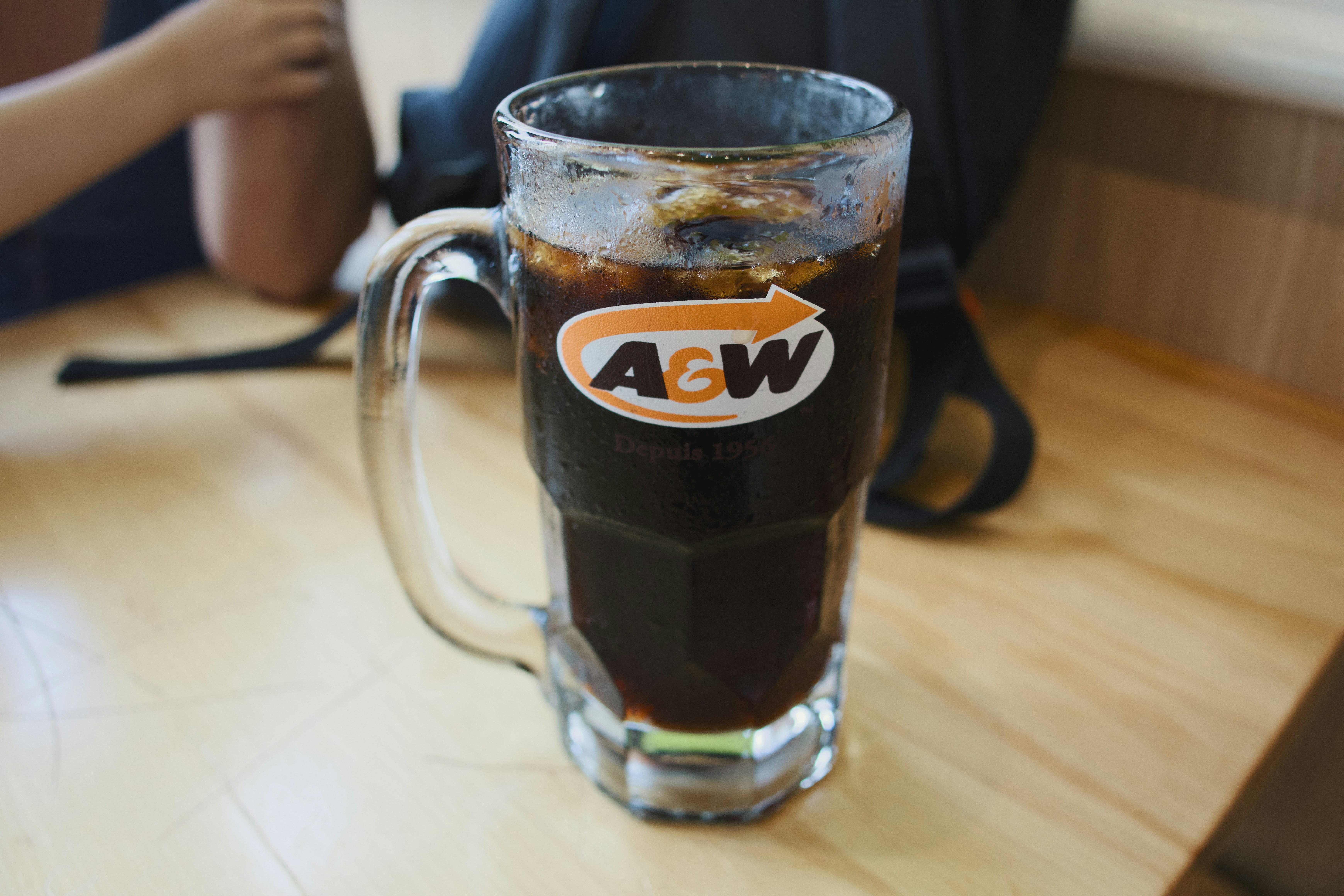 A mug of a&w root beer with ice