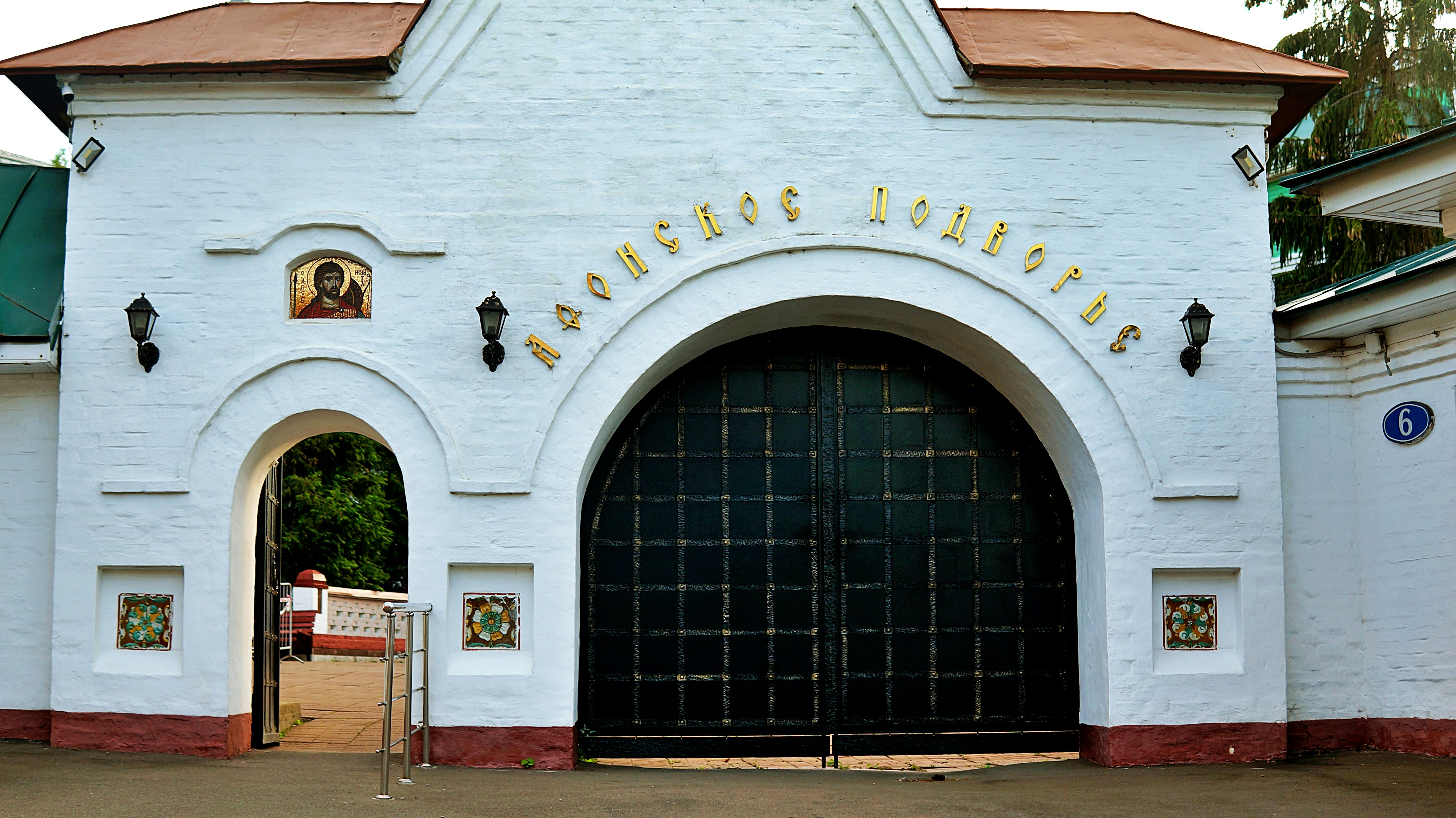 Gateway to Serenity: The Architectural Embrace