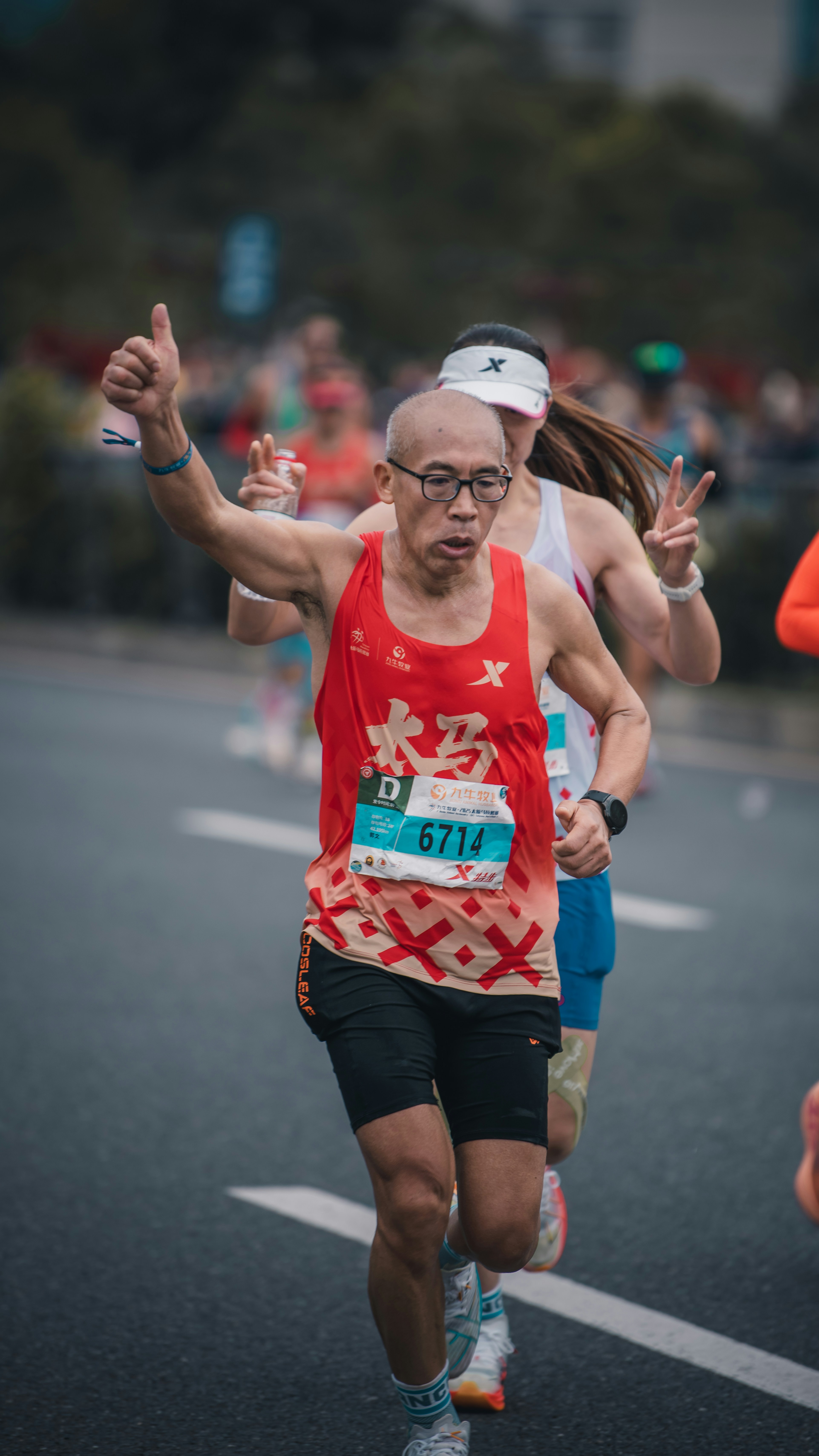 Red Surge on Asphalt: The Lead Runner Commands the City Marathon