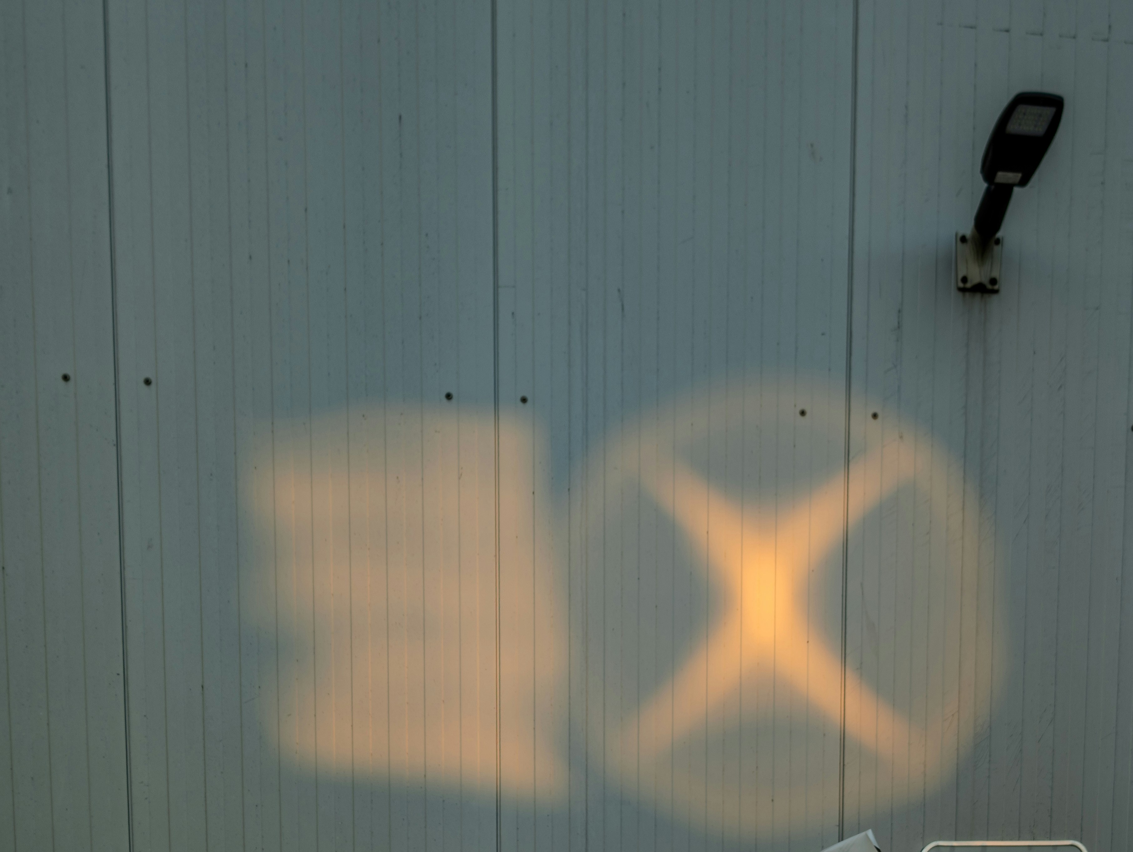 Sunlight reflection on the wall | Light projection on a ribbed wall with a lamp.