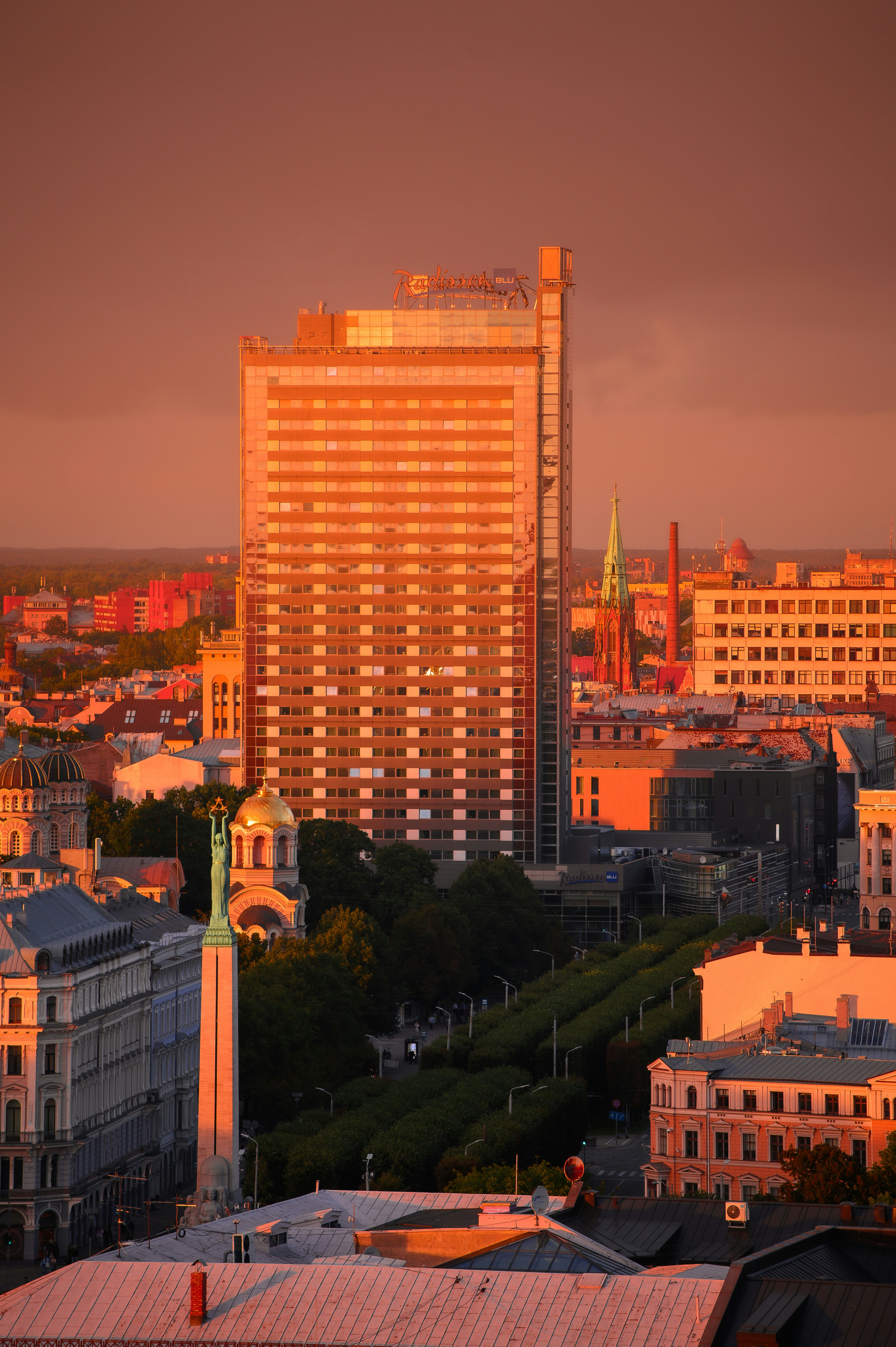 Urban Reflections: A Golden Hour in the Cityscape
