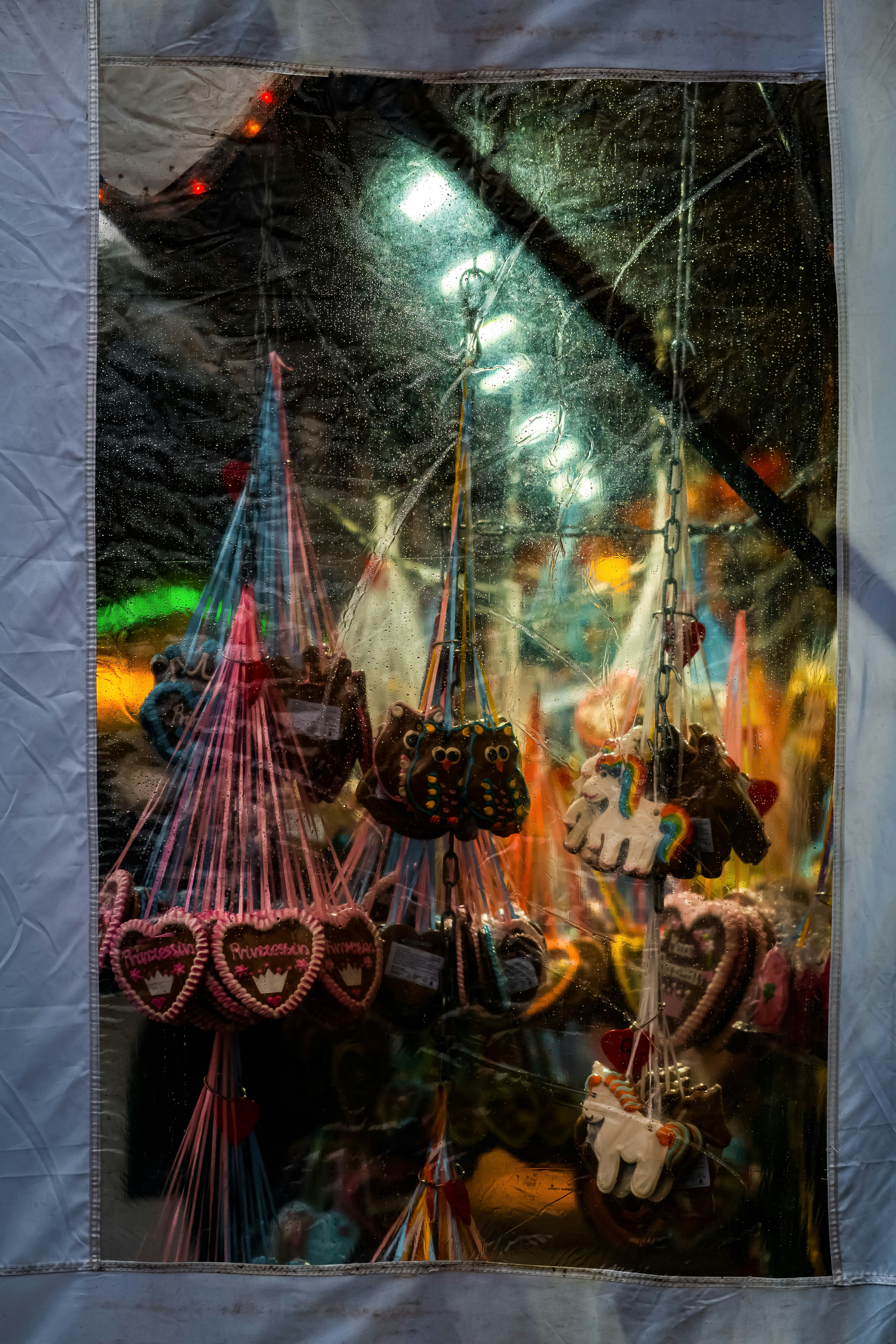 Das Oktoberfest in München | Heart-shaped gingerbread cookies and unicorn ornaments hanging.