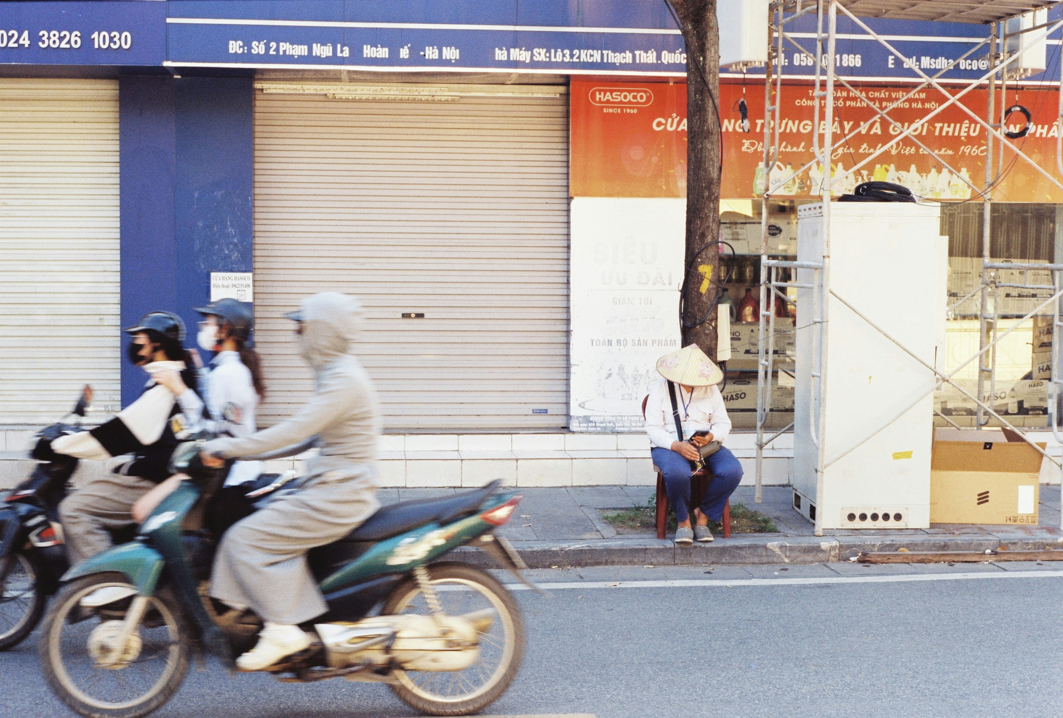 A Moment of Stillness Amidst Urban Motion