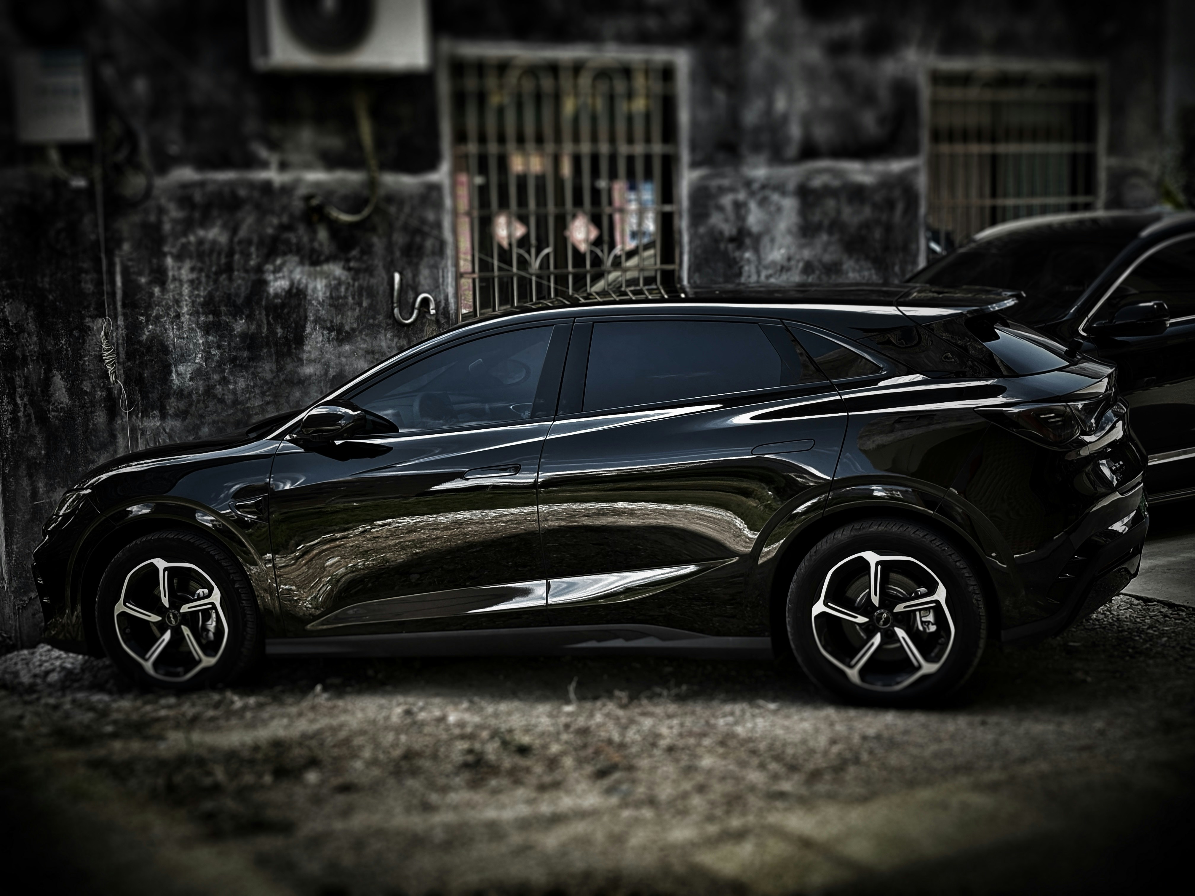 Sleek Shadows: The Modern Urban Cruiser
