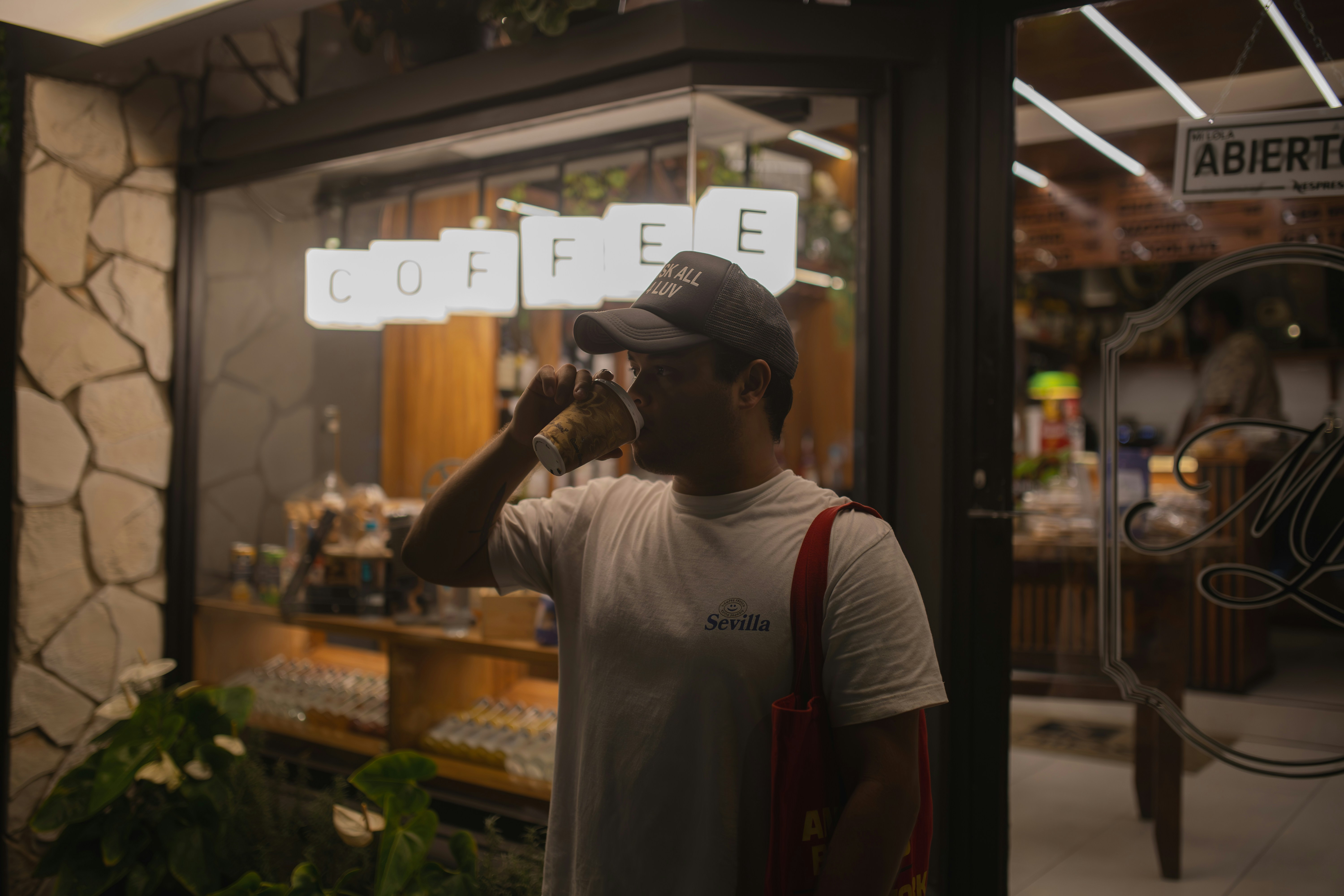 un cafe en las calles se disfruta mejor | Man drinking coffee outside a cafe at night