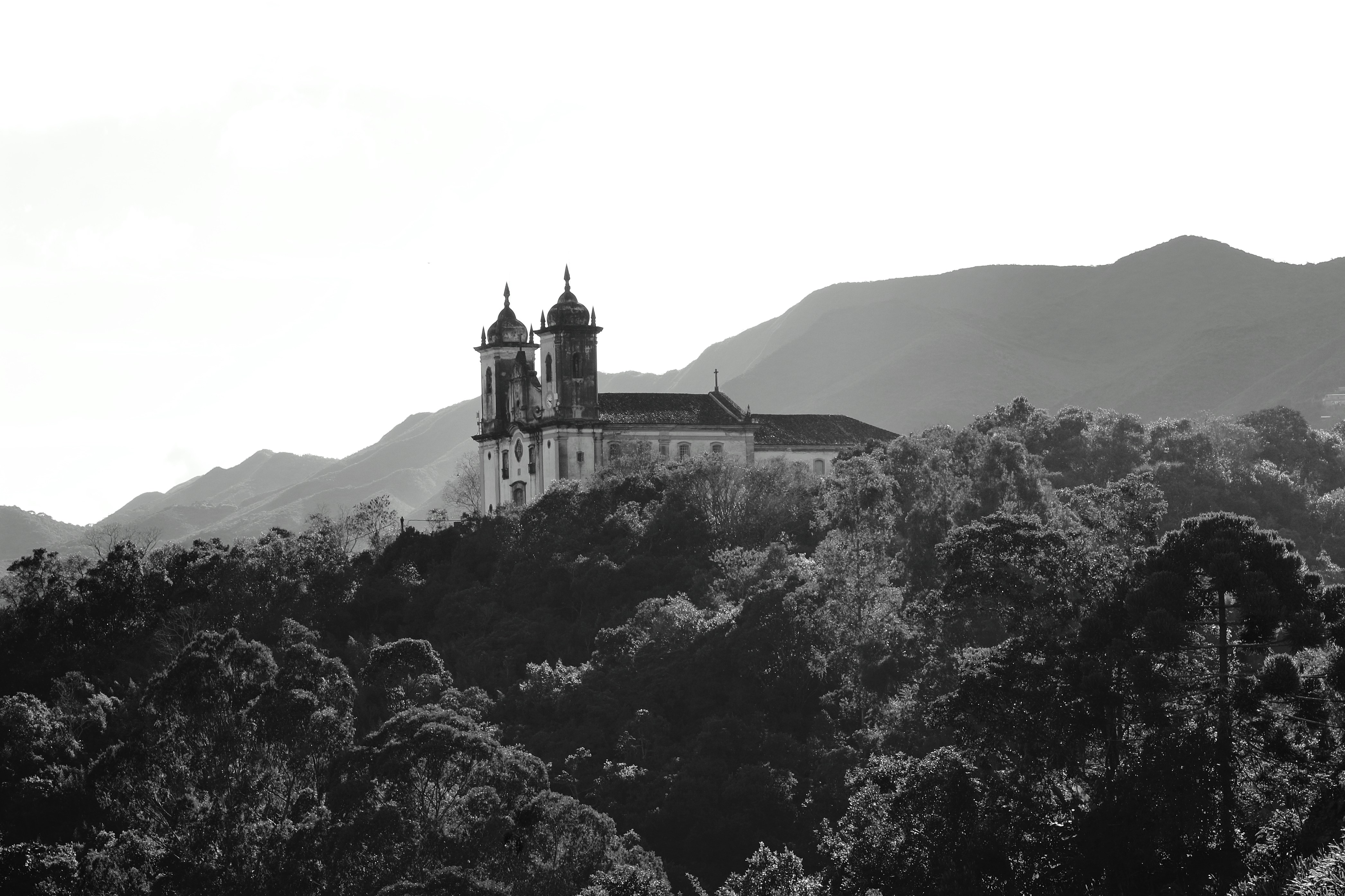 19 de junho de 2025 | Historic church on a hill surrounded by trees.