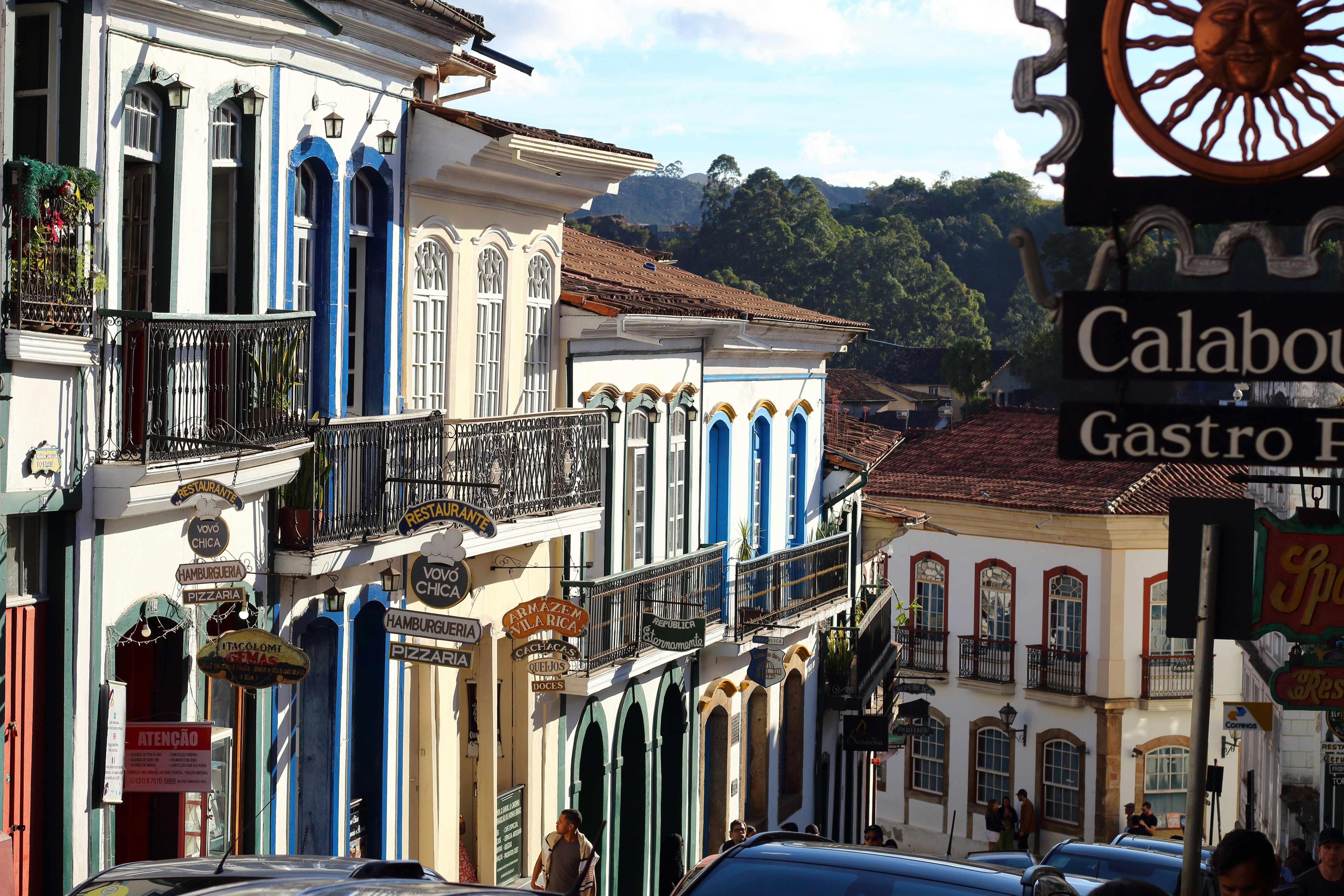 19 de junho de 2025 | Colorful colonial buildings line a narrow street.