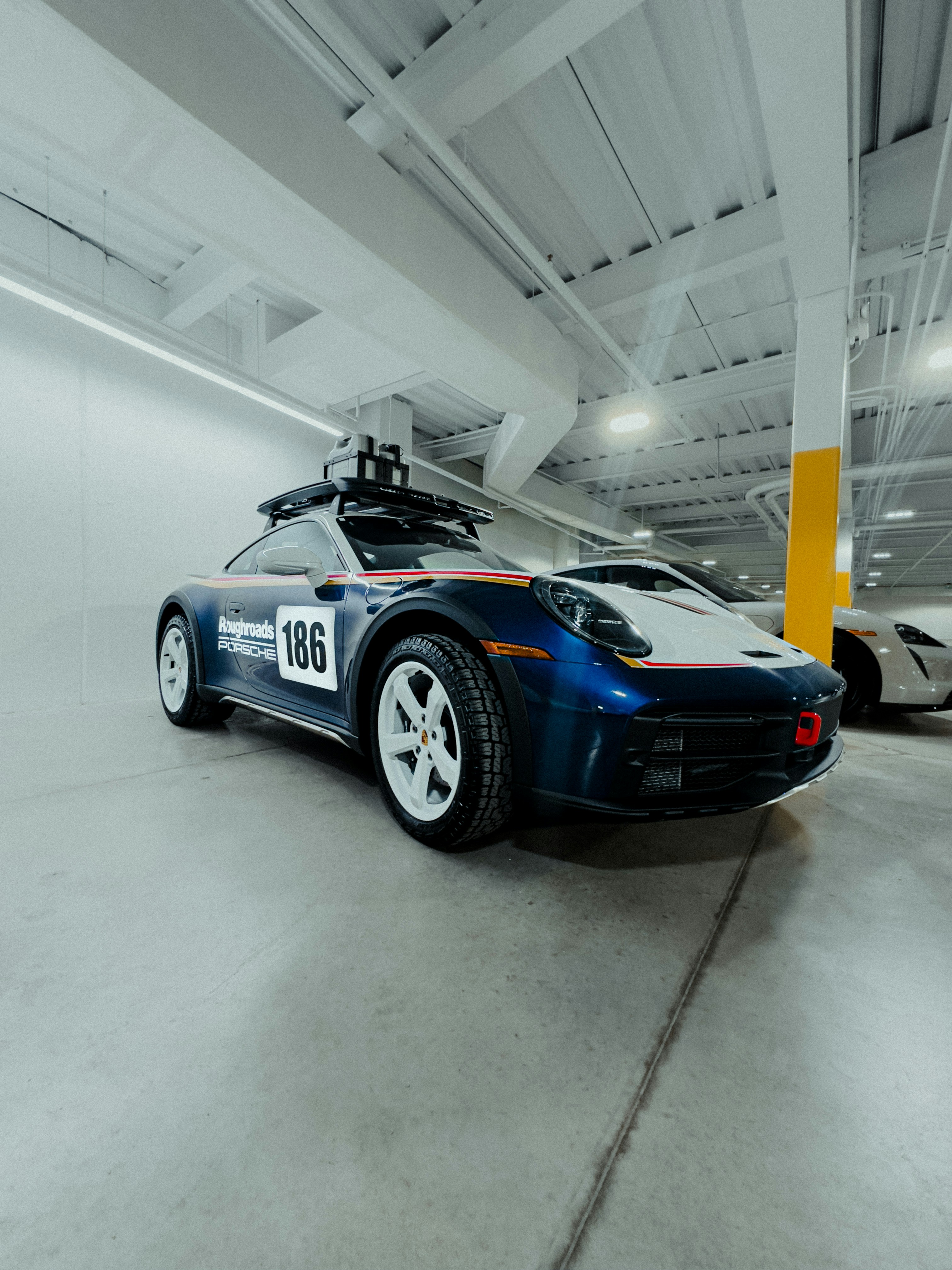 @Lgnwvr | @Lgnwvr | Blue sports car with number 186 and roof sensors.