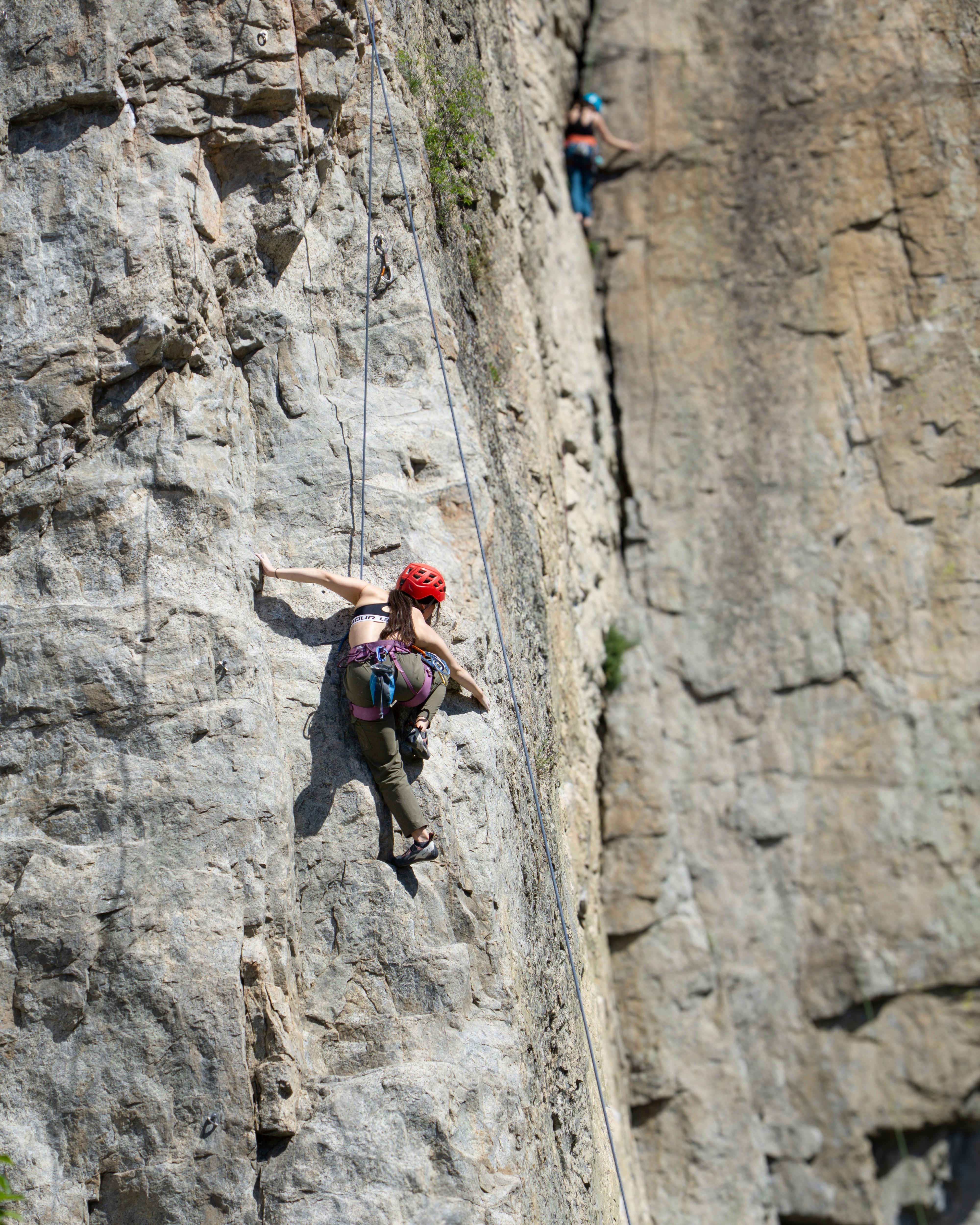 Dois alpinistas sobem um penhasco íngreme e rochoso. foto – Imagem ...