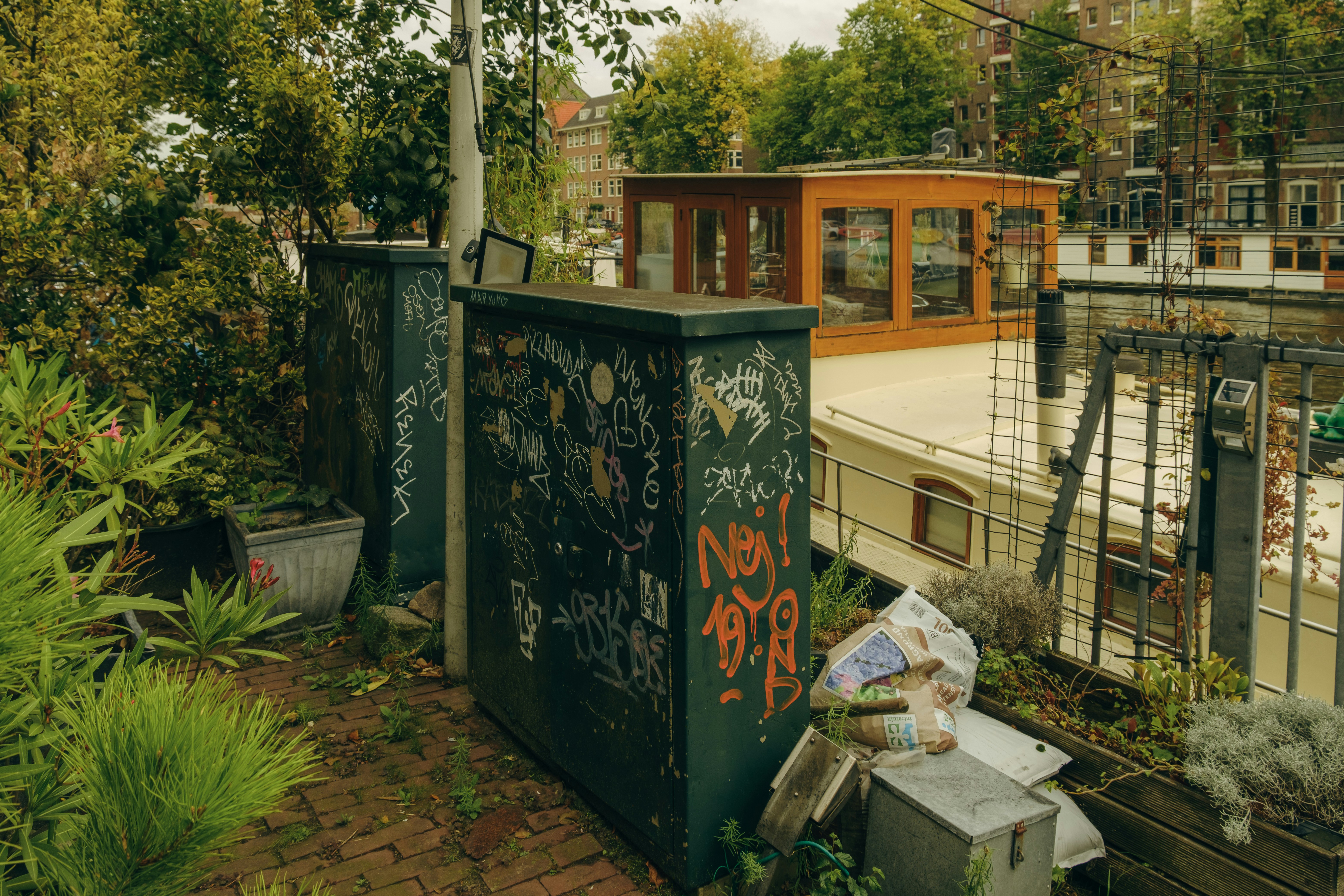 Urban Serenity: A Hidden Oasis by the Water