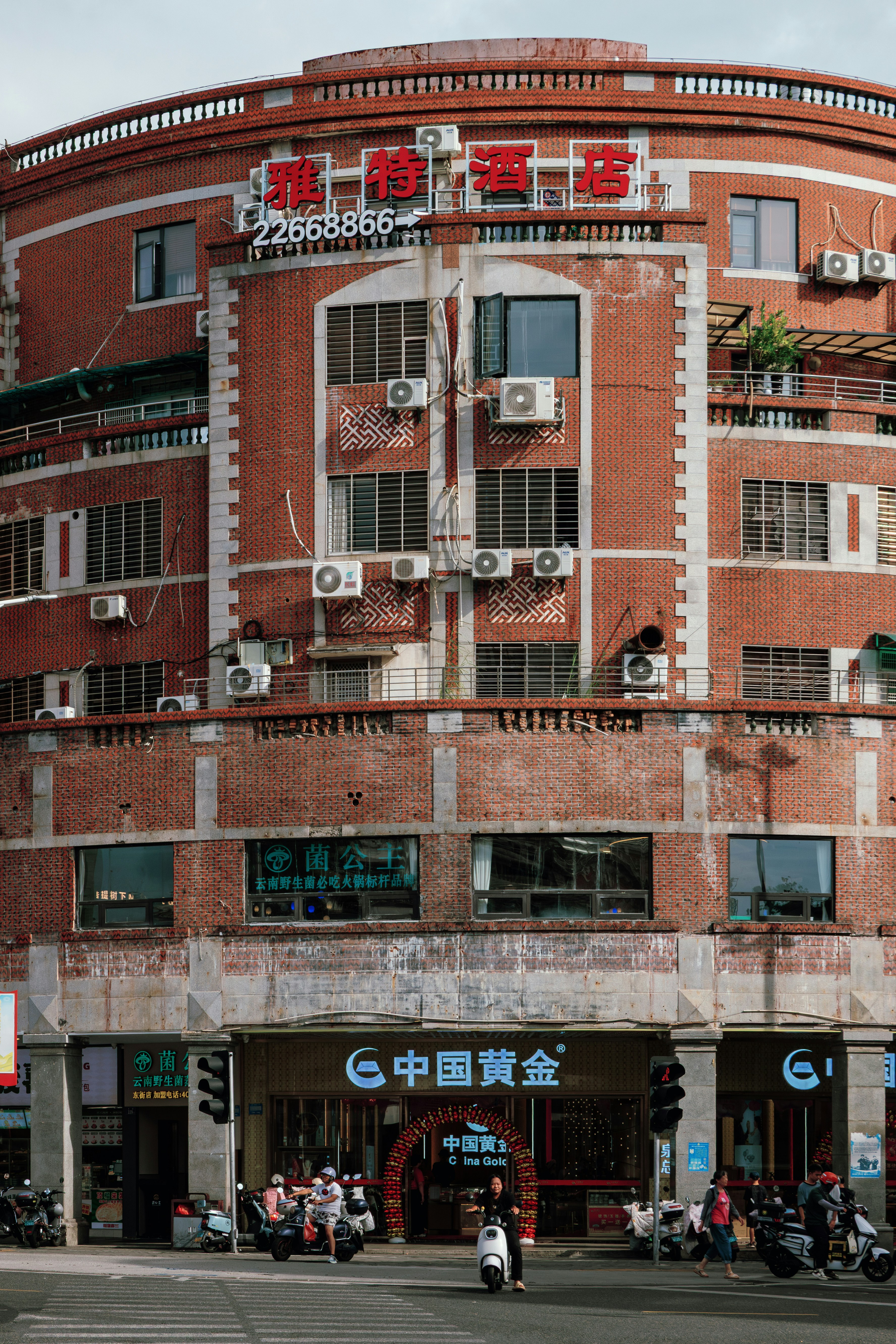 Red Brick Landmark: A Multi-Story Commerce Hub with Neon Signage