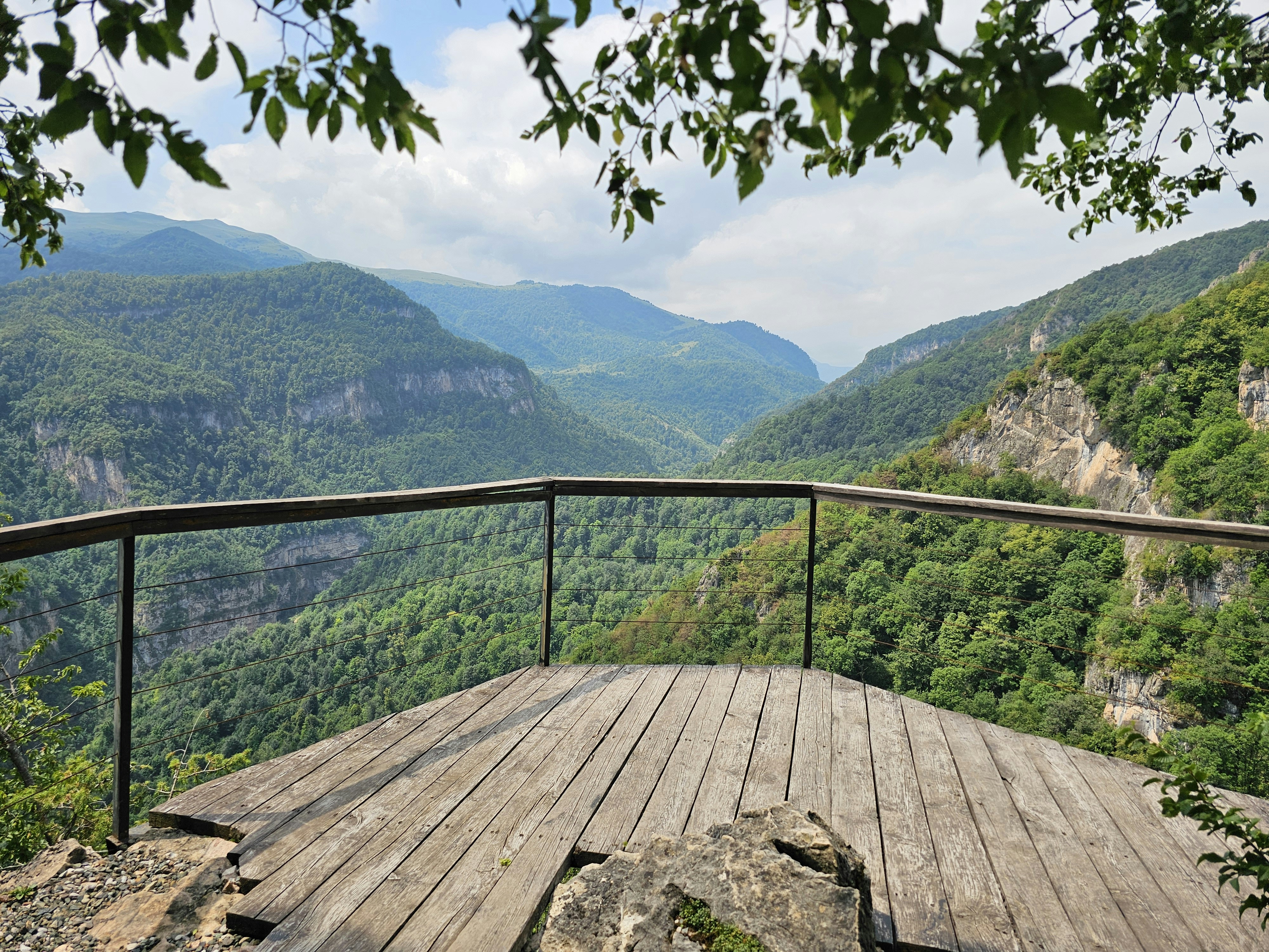 Nature’s Overlook: A Gateway to Verdant Valleys