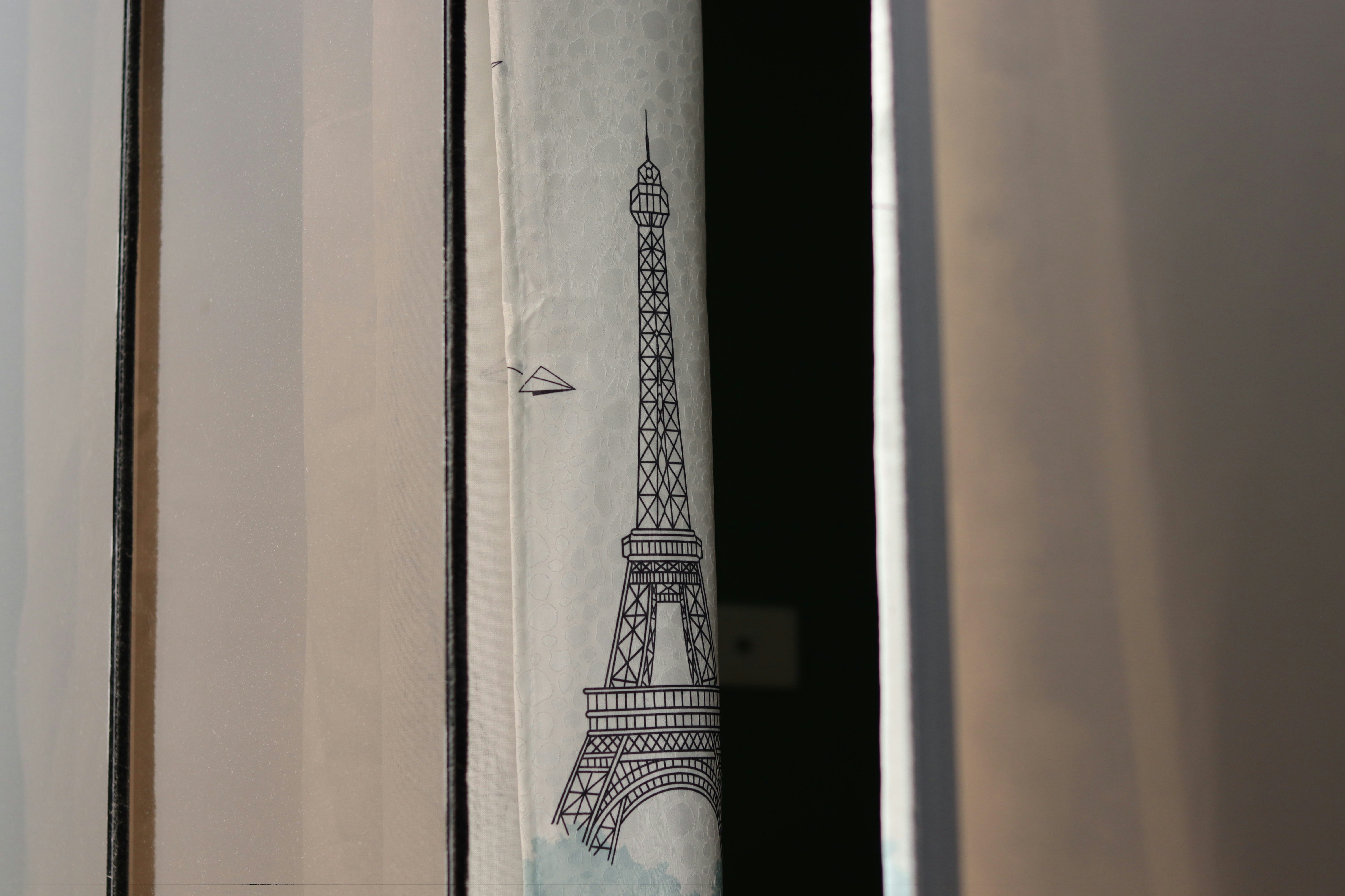 Una mirada desde mi ventana | Eiffel tower drawing between curtains